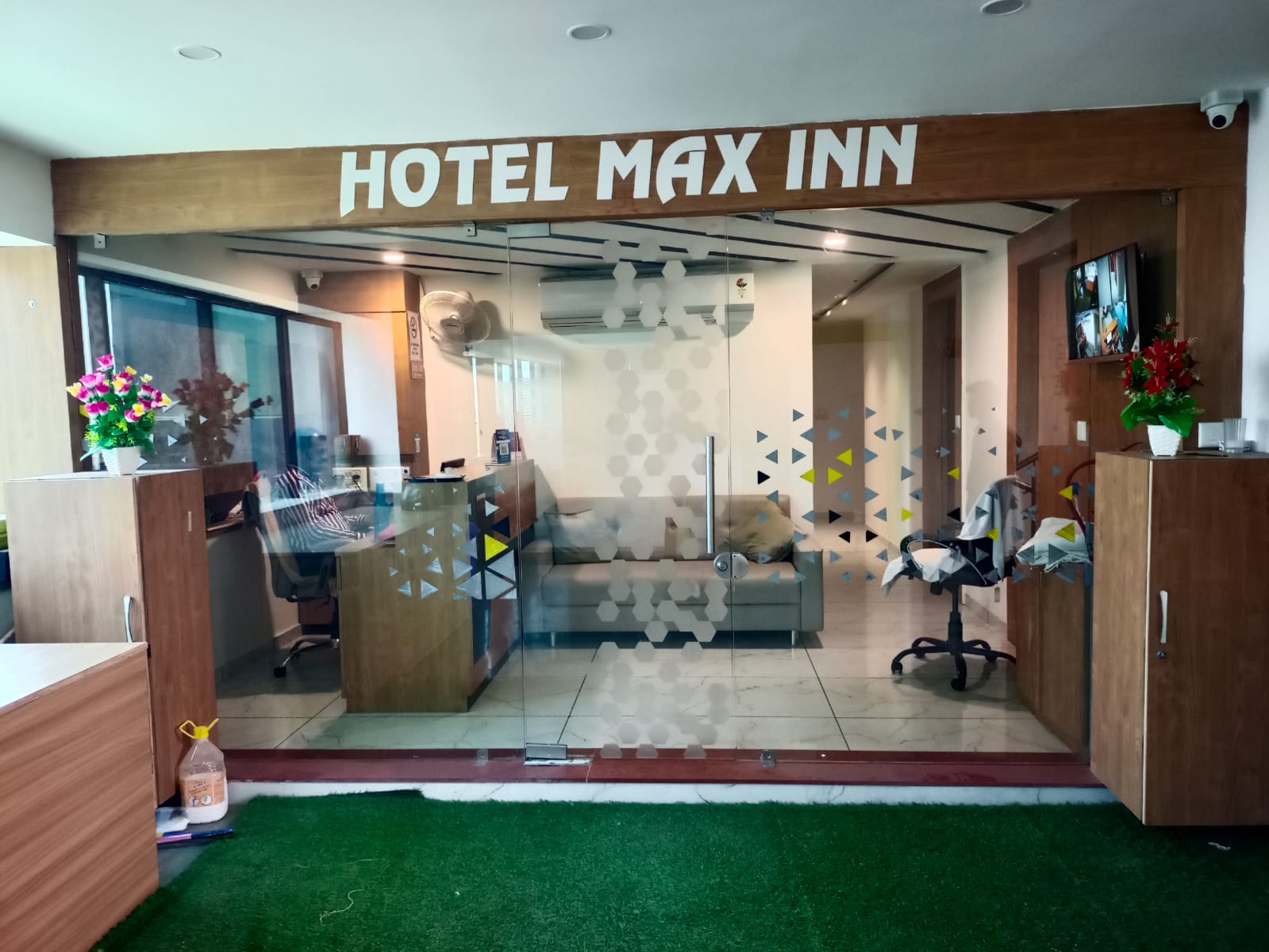Hotel Max Inn SG Highway 𝗕𝗢𝗢𝗞 Ahmedabad Hotel