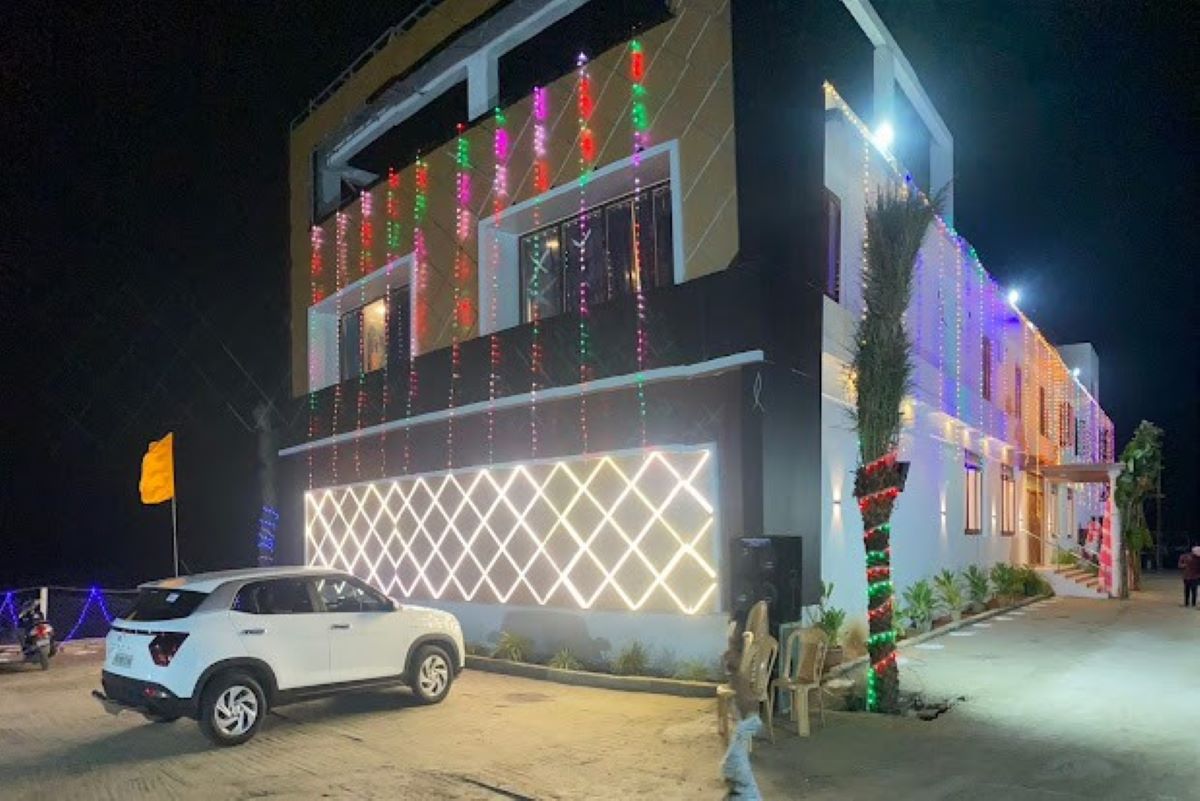 ROSE VILLAGE RESTAURANT 𝗕𝗢𝗢𝗞 Cheyyur Hotel