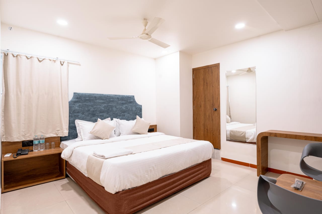 HOTEL SILVER TREE 𝗕𝗢𝗢𝗞 Rajkot Hotel