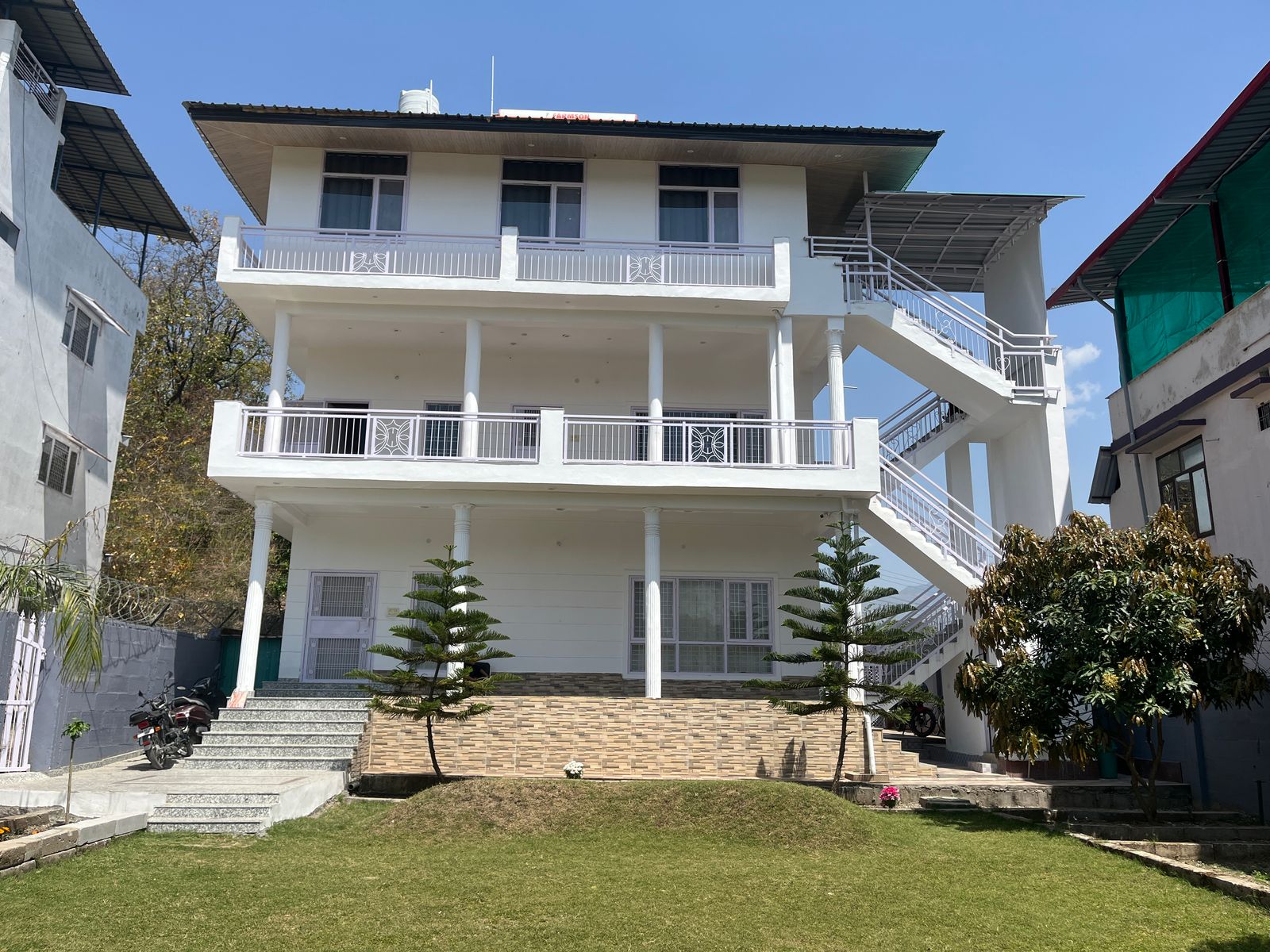 White Manor 𝗕𝗢𝗢𝗞 Dehradun Guest House