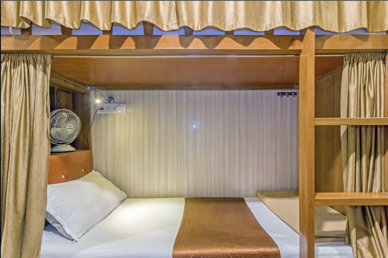 Classic Dormitory 𝗕𝗢𝗢𝗞 Mumbai Hostel