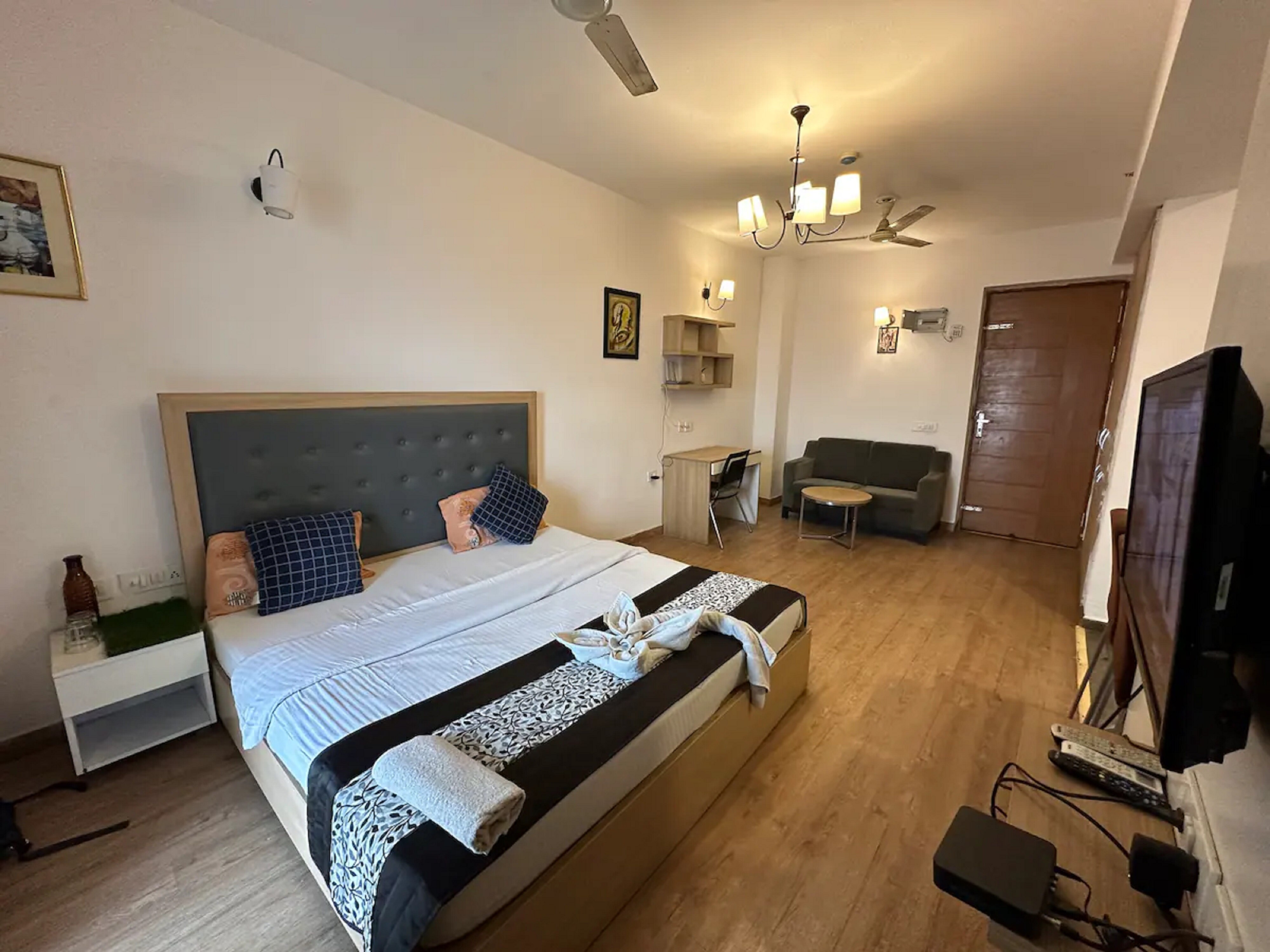 Fully Furnished Studios near Jaypee Hospital 𝗕𝗢𝗢𝗞 Noida Apartment