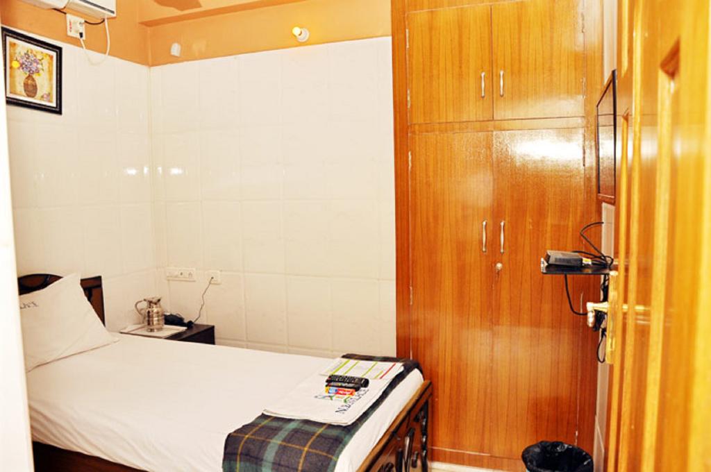 NB PALACE 𝗕𝗢𝗢𝗞 Chennai Hotel