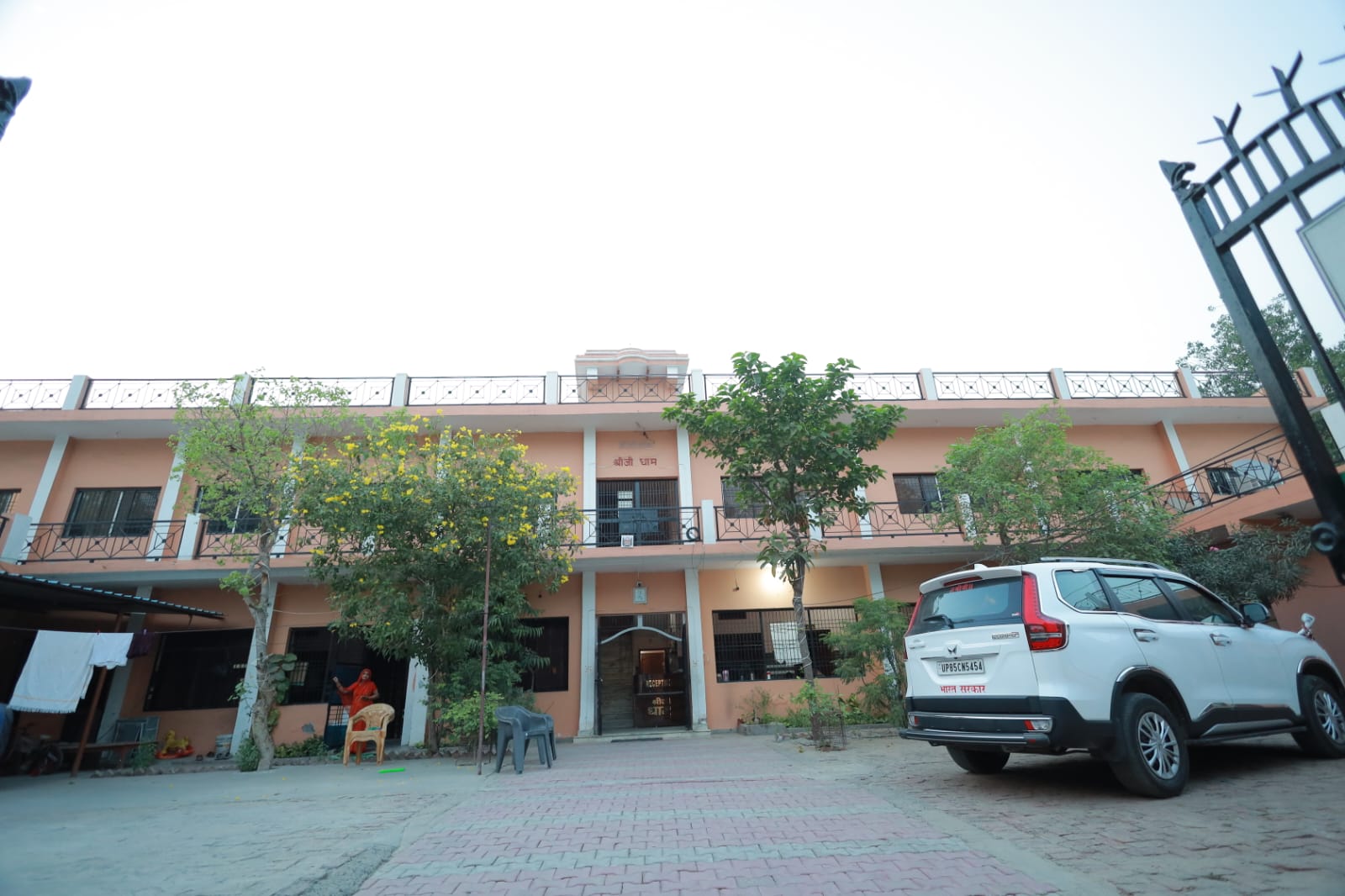SHRI JI DHAM 𝗕𝗢𝗢𝗞 Vrindavan Aashram