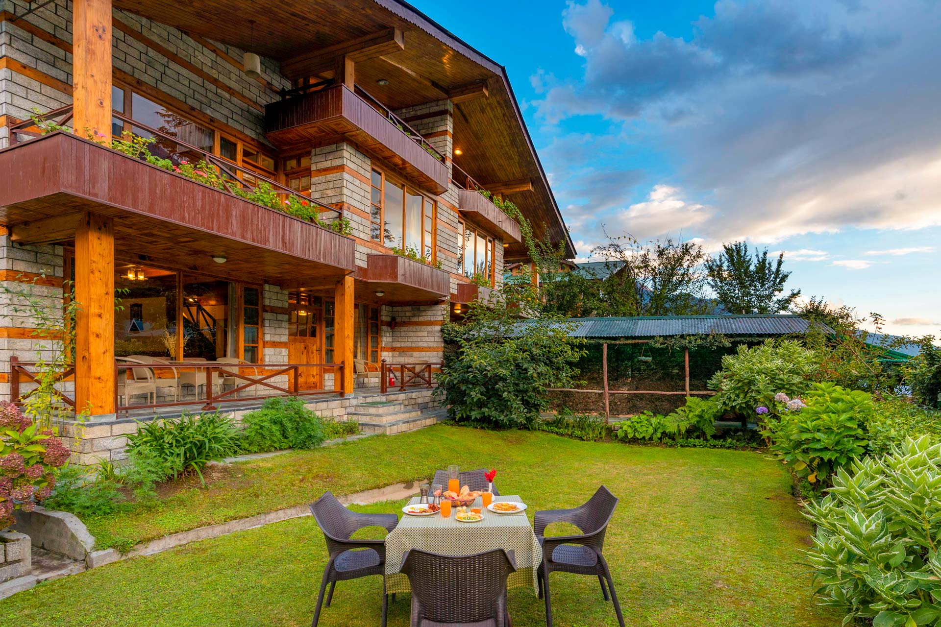 StayVista at Himalayan Retreat 𝗕𝗢𝗢𝗞 Manali Villa