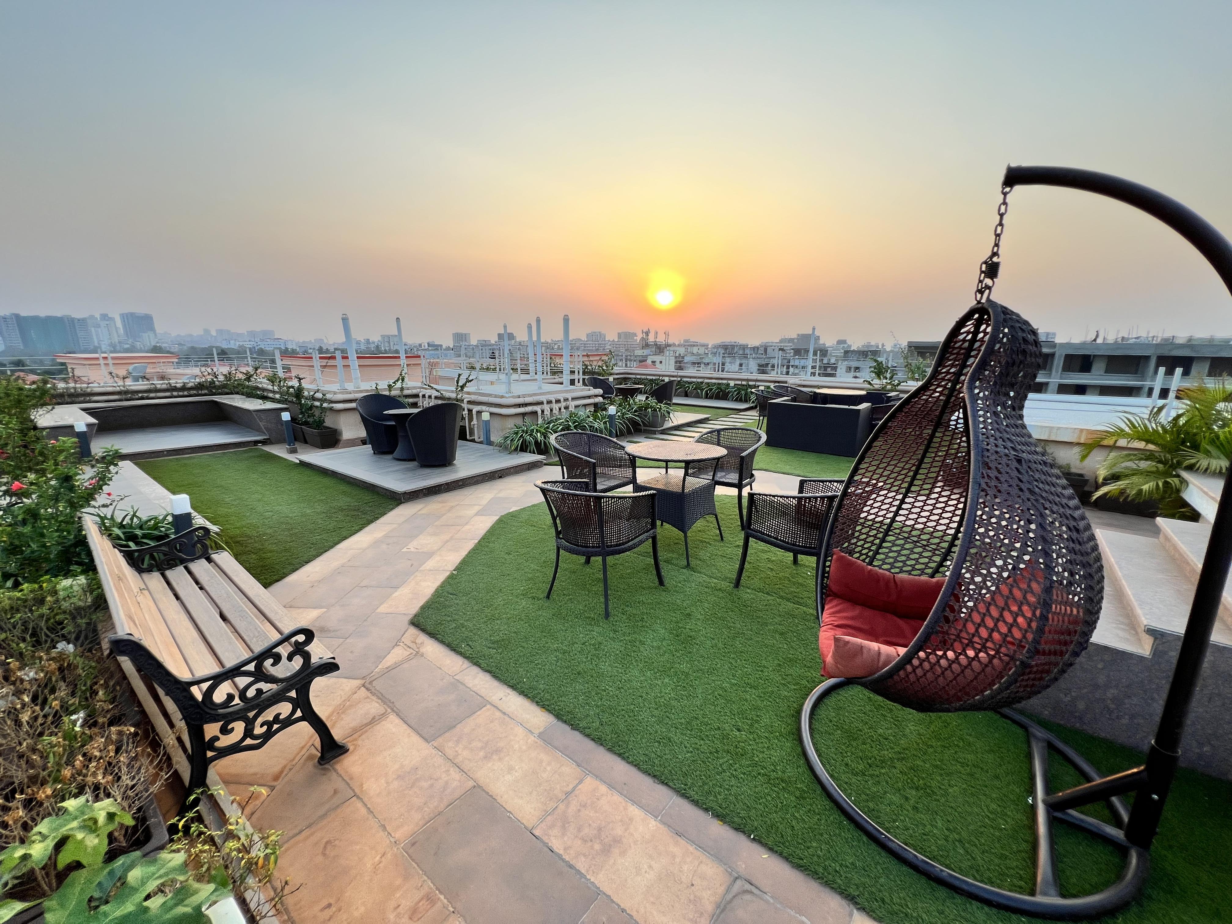 Juhu Getaway with Rooftop Pad 𝗕𝗢𝗢𝗞 Mumbai Apartment