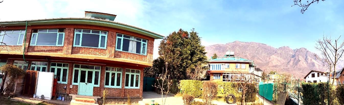 NISHAT MOUNTAIN VIEW 𝗕𝗢𝗢𝗞 Srinagar Homestay