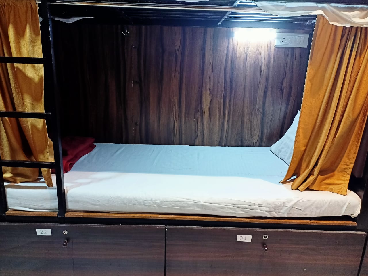 Golden View Dormitory 𝗕𝗢𝗢𝗞 Mumbai Hostel