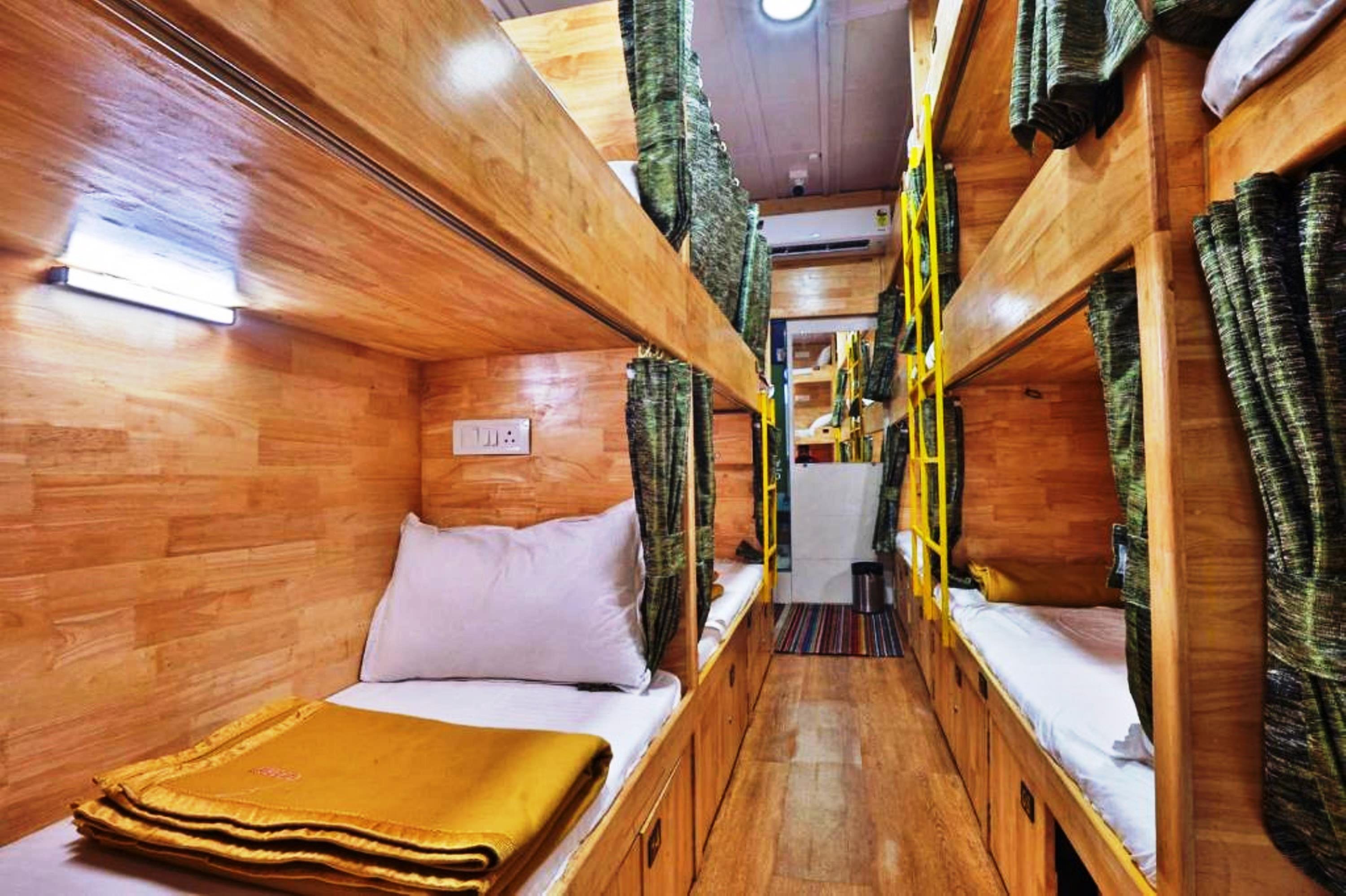 Gateway Dormitory 𝗕𝗢𝗢𝗞 Mumbai Hostel