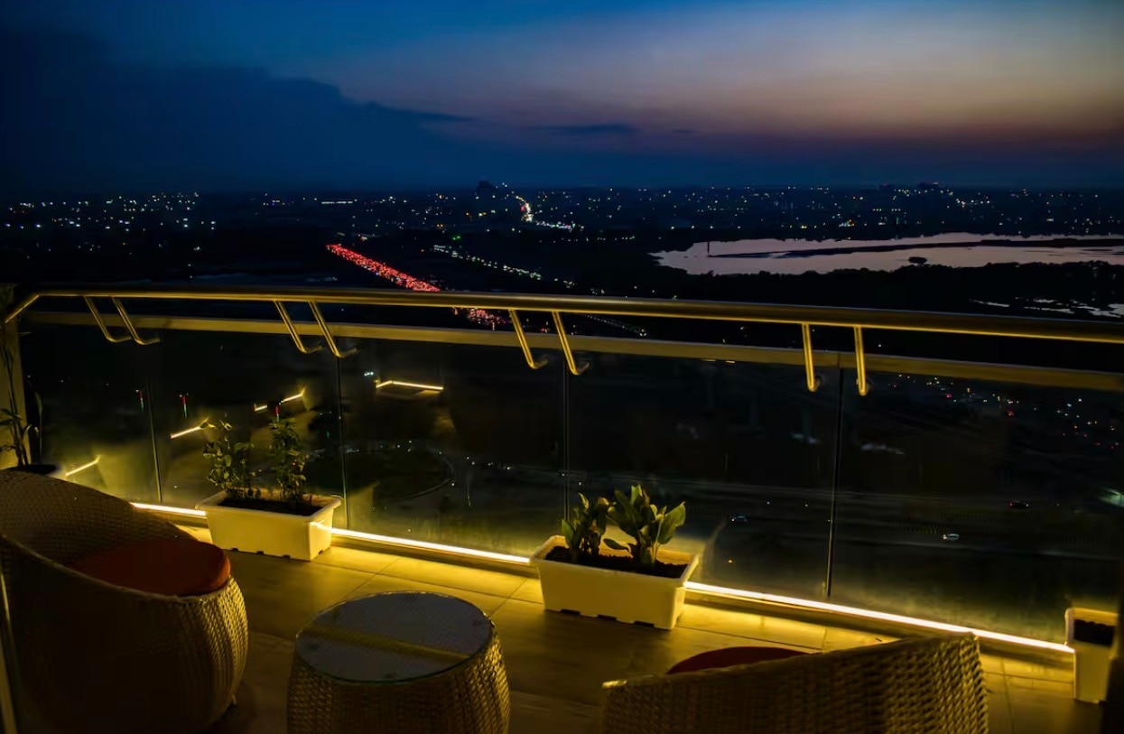 Luxurious Studio At Supernova Noida 𝗕𝗢𝗢𝗞 Noida Apartment