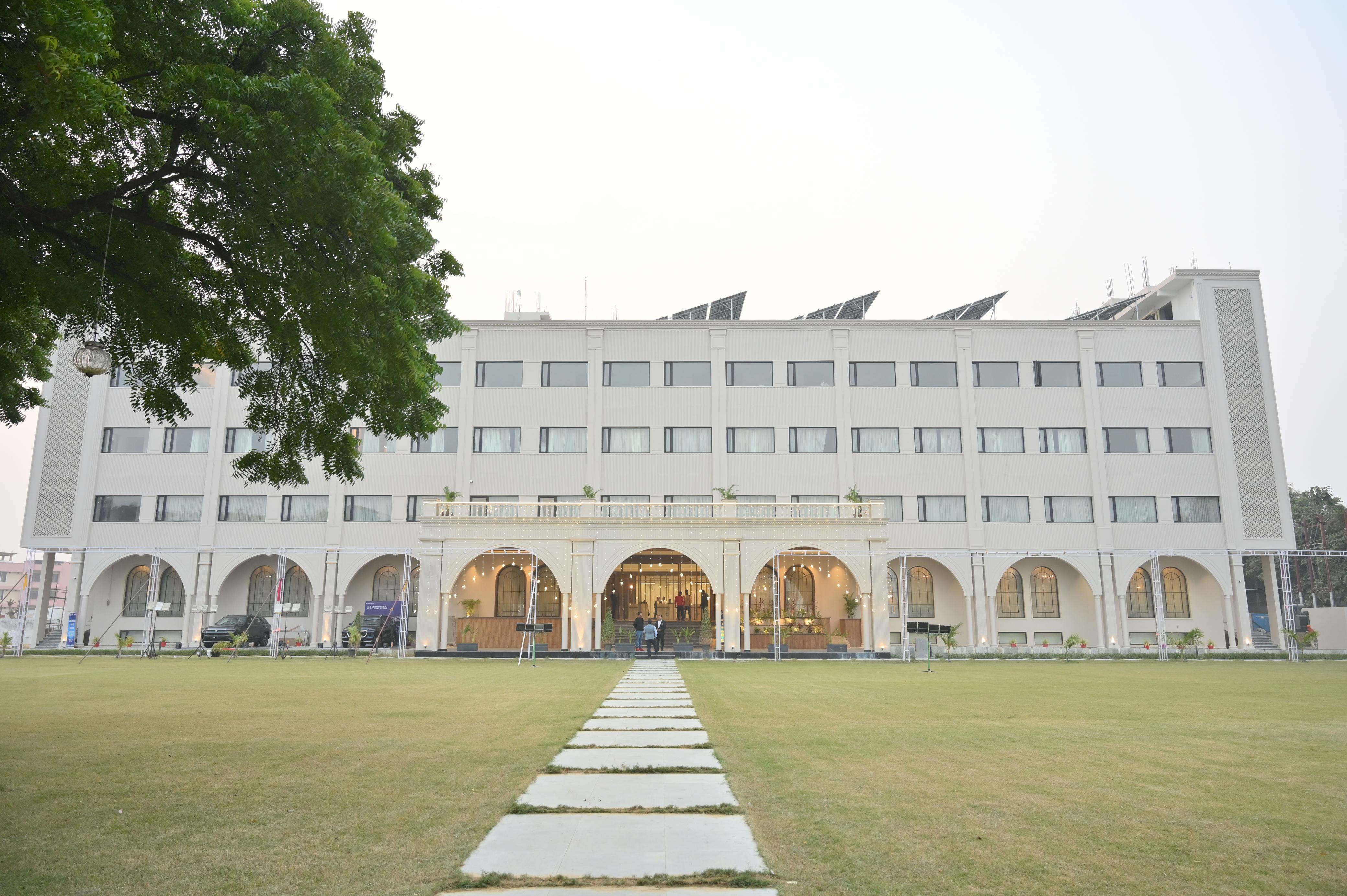 Hotel Aamodh 𝗕𝗢𝗢𝗞 Lucknow Hotel