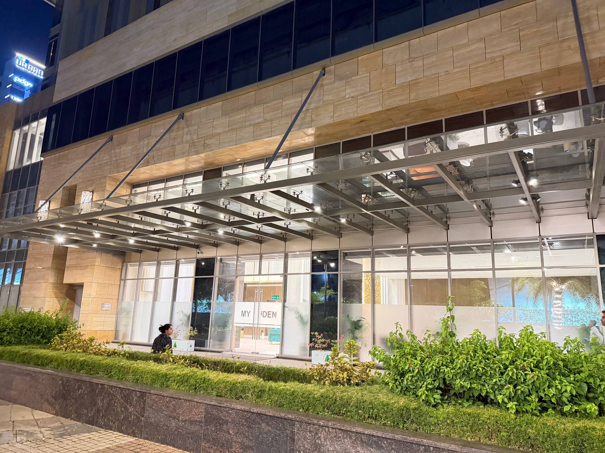 Sky Touch Luxury Infinity Pool 𝗕𝗢𝗢𝗞 Gurgaon Apartment