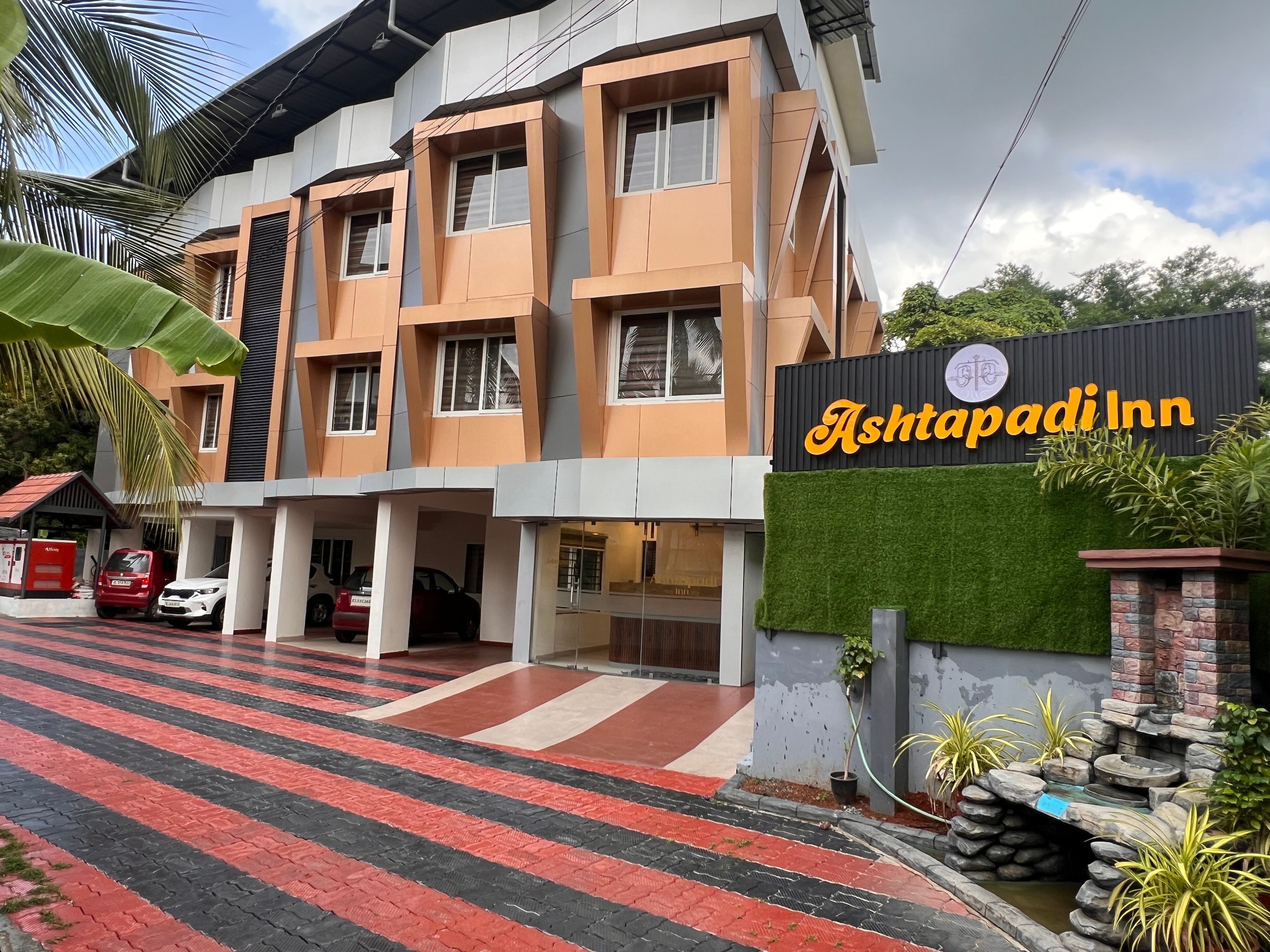 Ashtapadi Inn 𝗕𝗢𝗢𝗞 Guruvayur Hotel