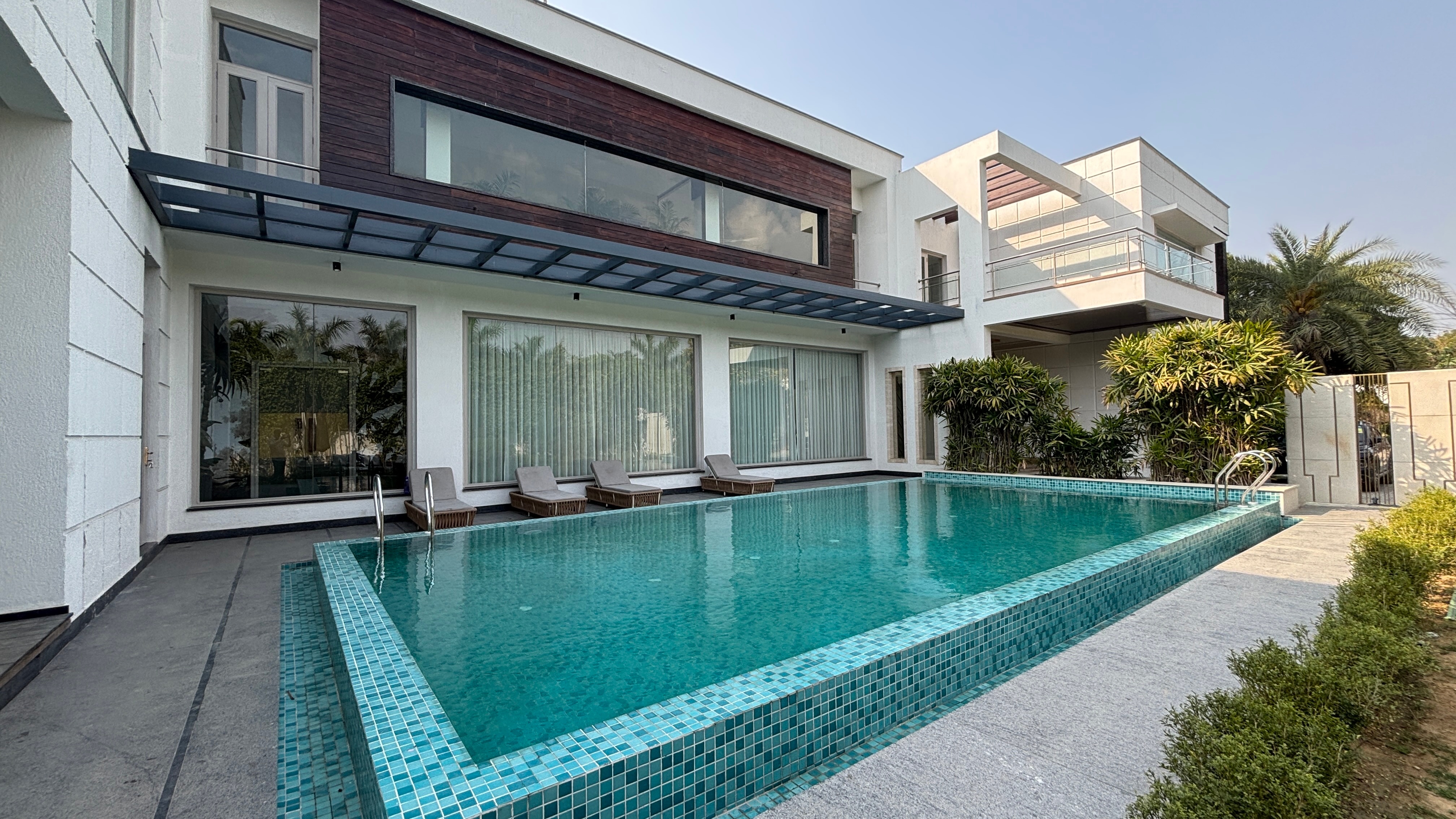 MR Farm Exquisite 5BHK Luxury Farm with Pool 𝗕𝗢𝗢𝗞 Delhi Farm House