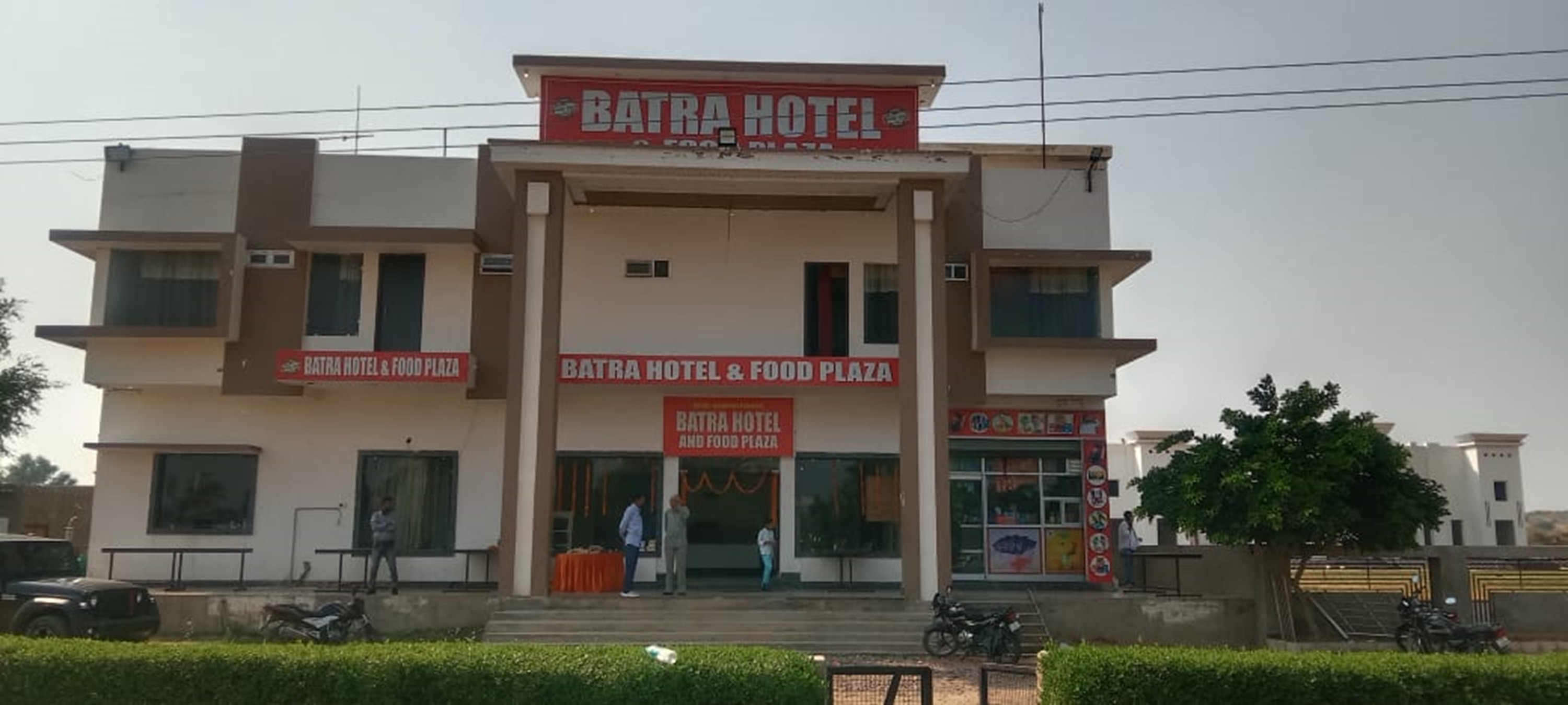 BATRA HOTEL AND FOOD PLAZA 𝗕𝗢𝗢𝗞 Rawatsar Hotel