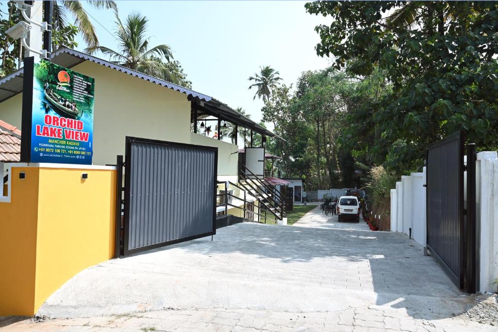 Orchid Lake View Resort 𝗕𝗢𝗢𝗞 Kollam Homestay