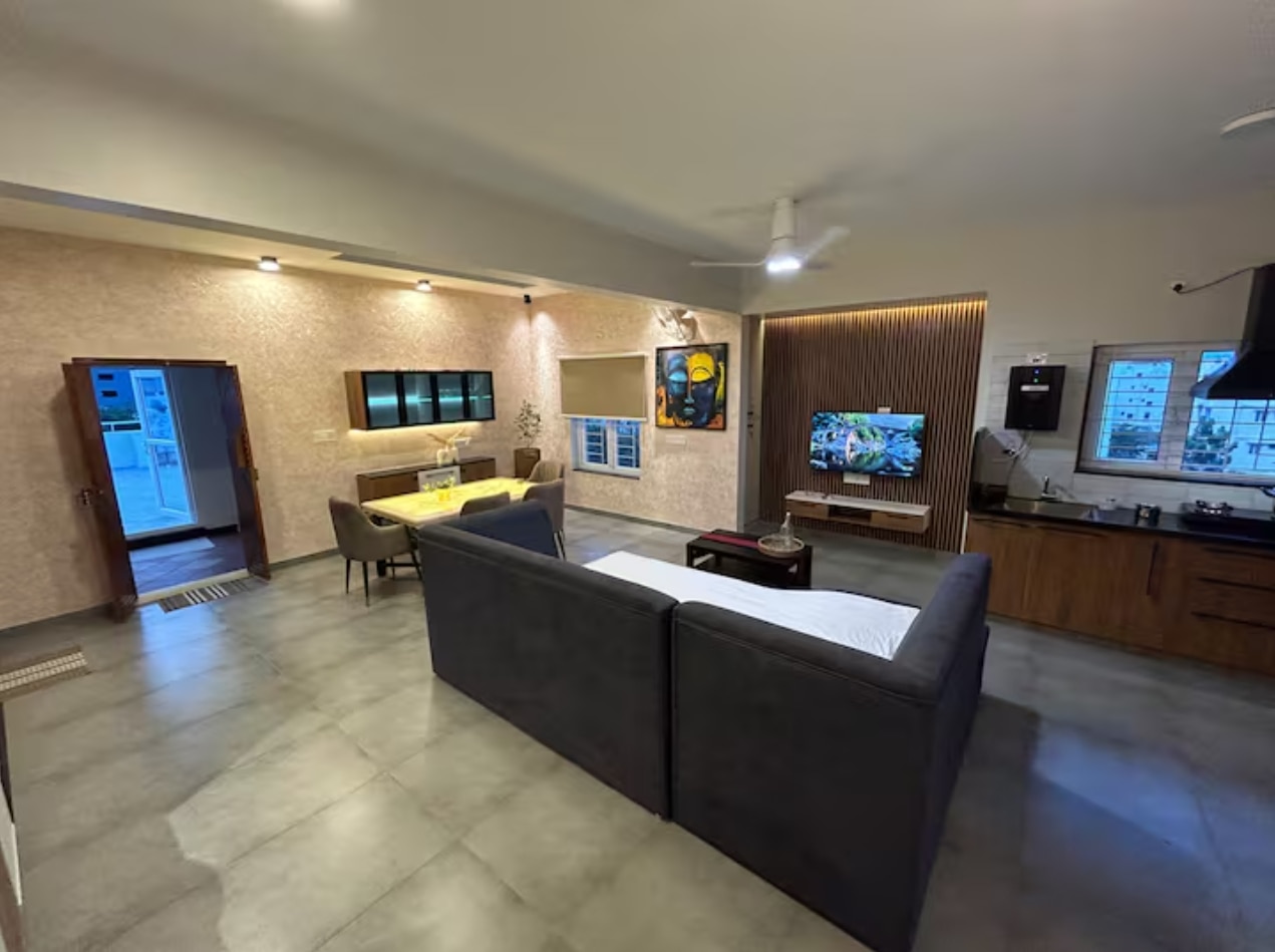 Crown crest hotel 𝗕𝗢𝗢𝗞 Bangalore Homestay