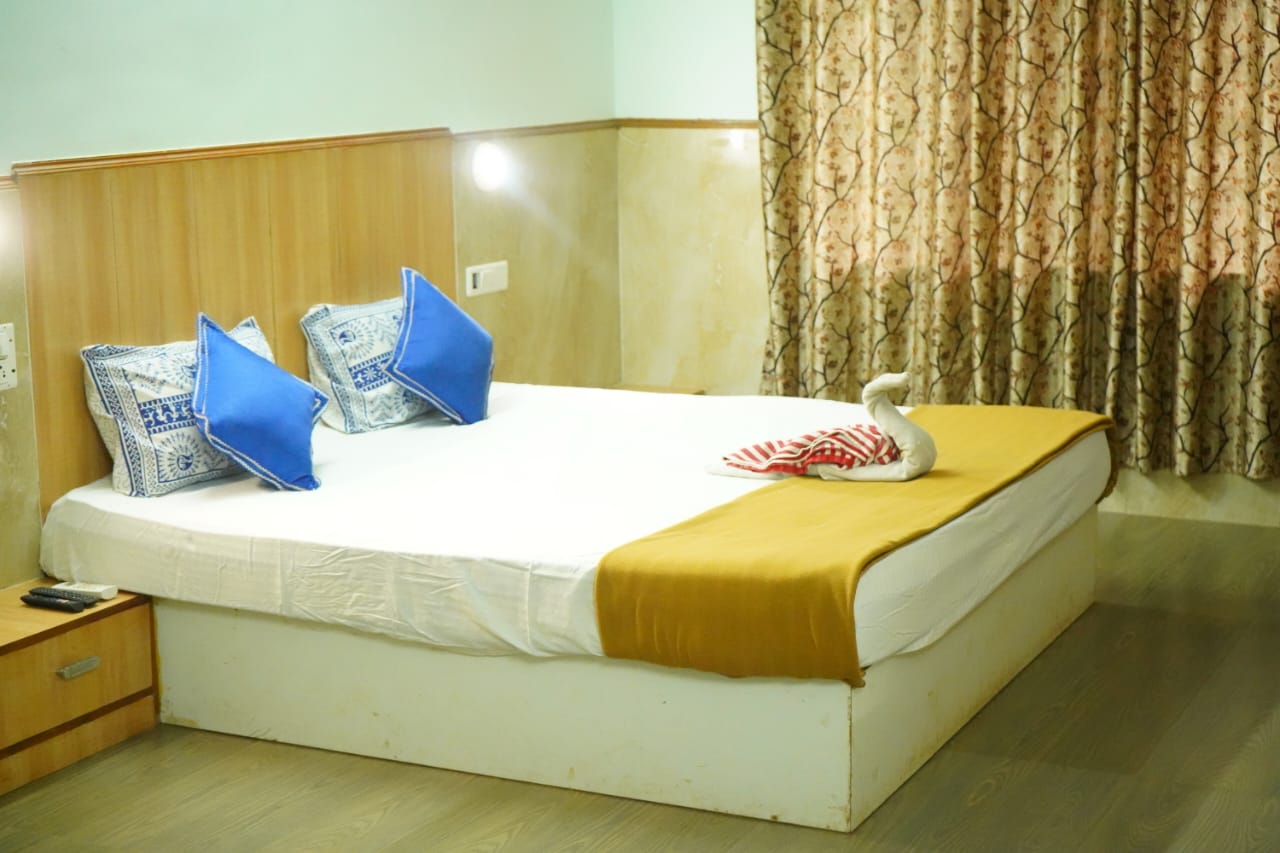 UK Inn Rooms with Restaurant Siddapur 𝗕𝗢𝗢𝗞 Siddapur Apartment