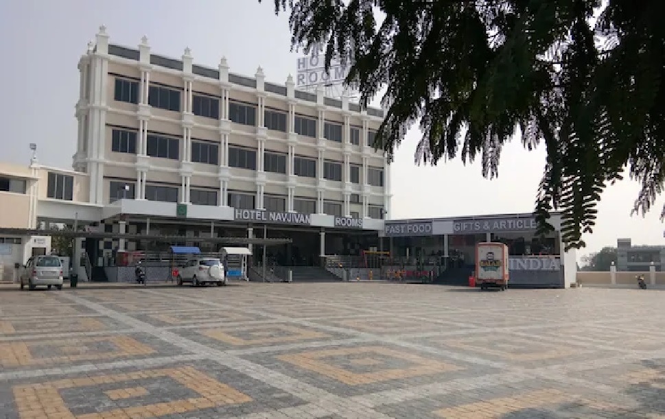 Hotel Navjivan 𝗕𝗢𝗢𝗞 Karjan Hotel