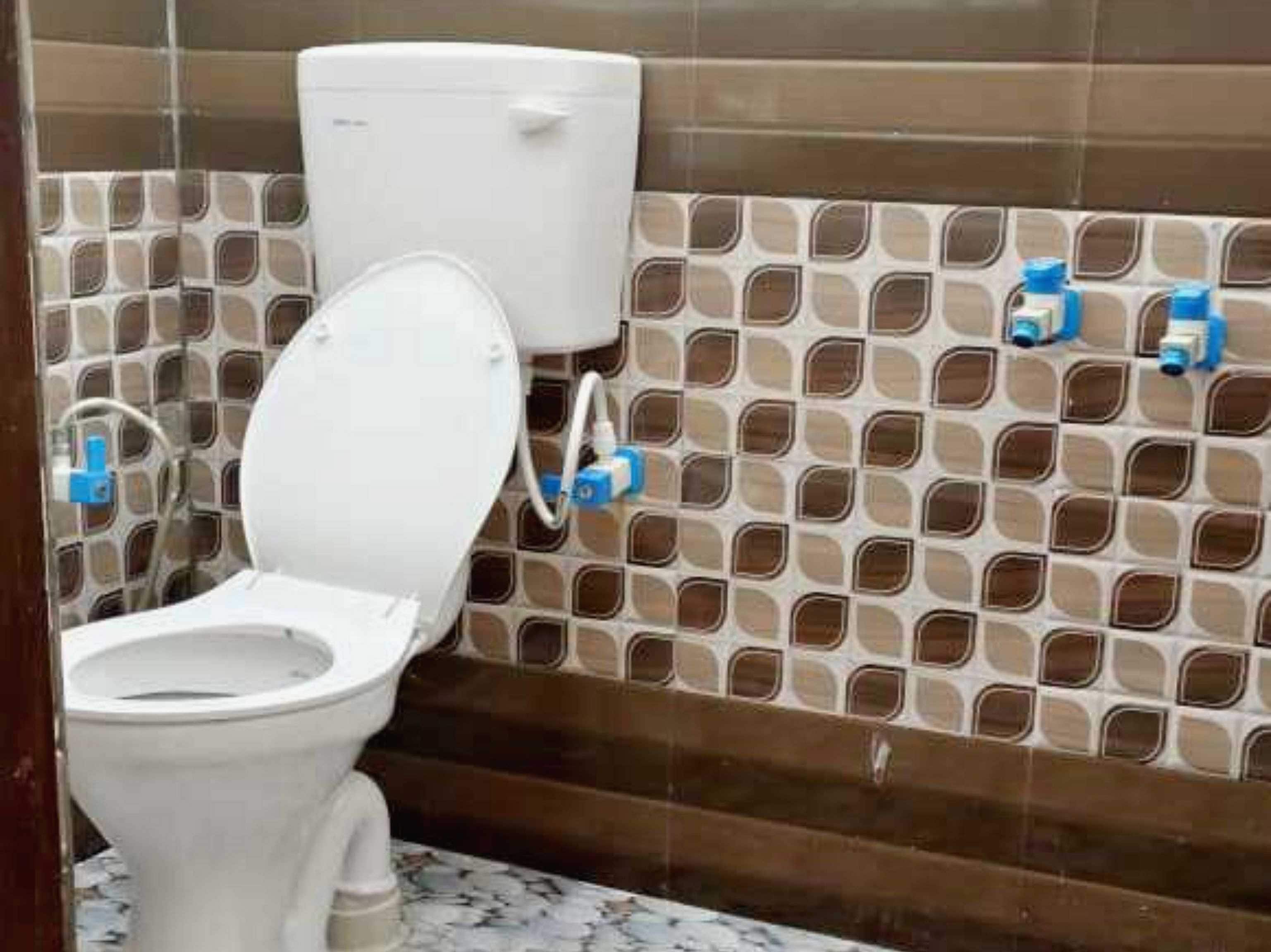 OYO 810011 HOTEL ROYAL PALACE 𝗕𝗢𝗢𝗞 Gunnaur Hotel