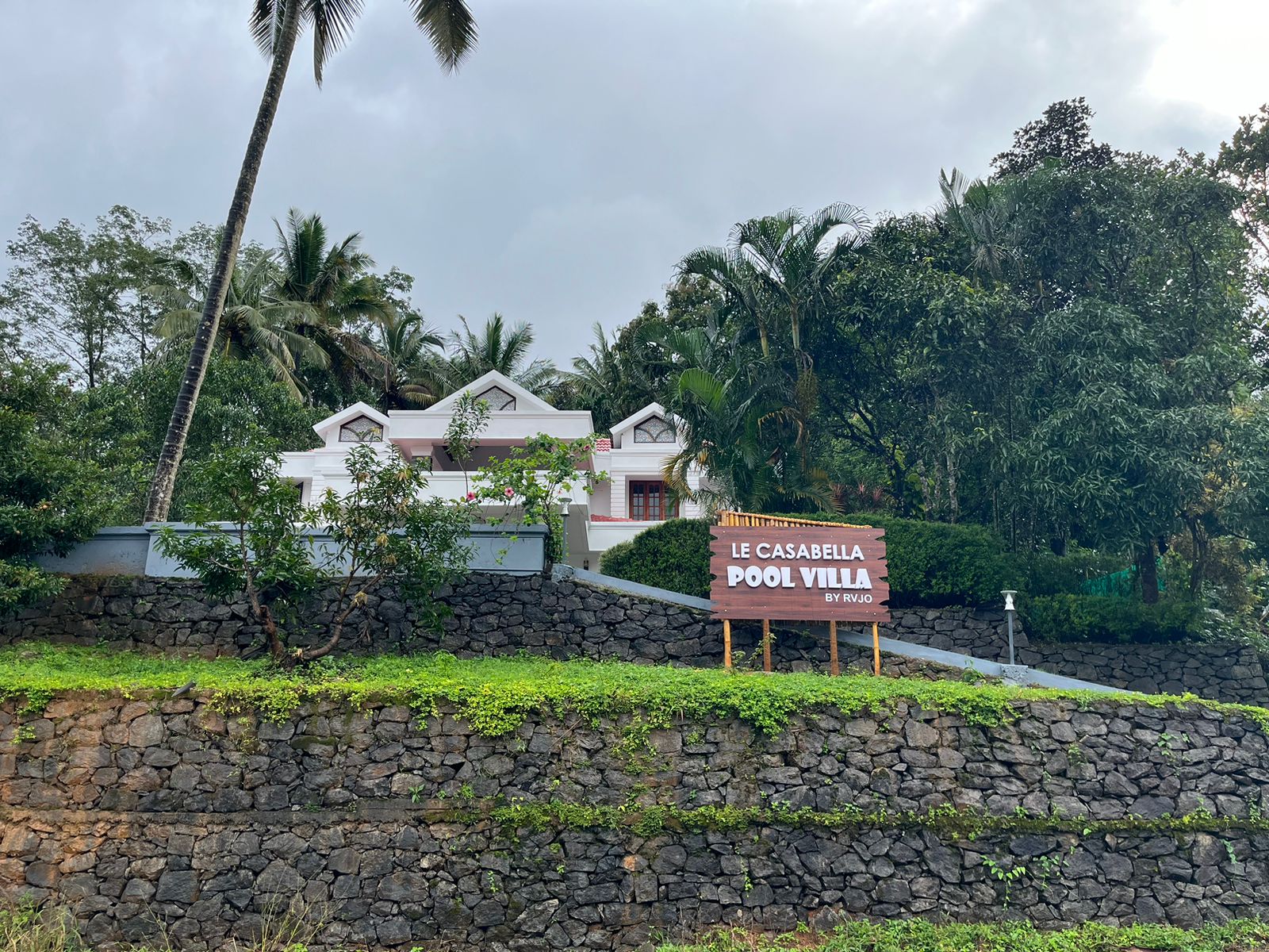 Le Casabella Pool Villa 𝗕𝗢𝗢𝗞 Wayanad Villa