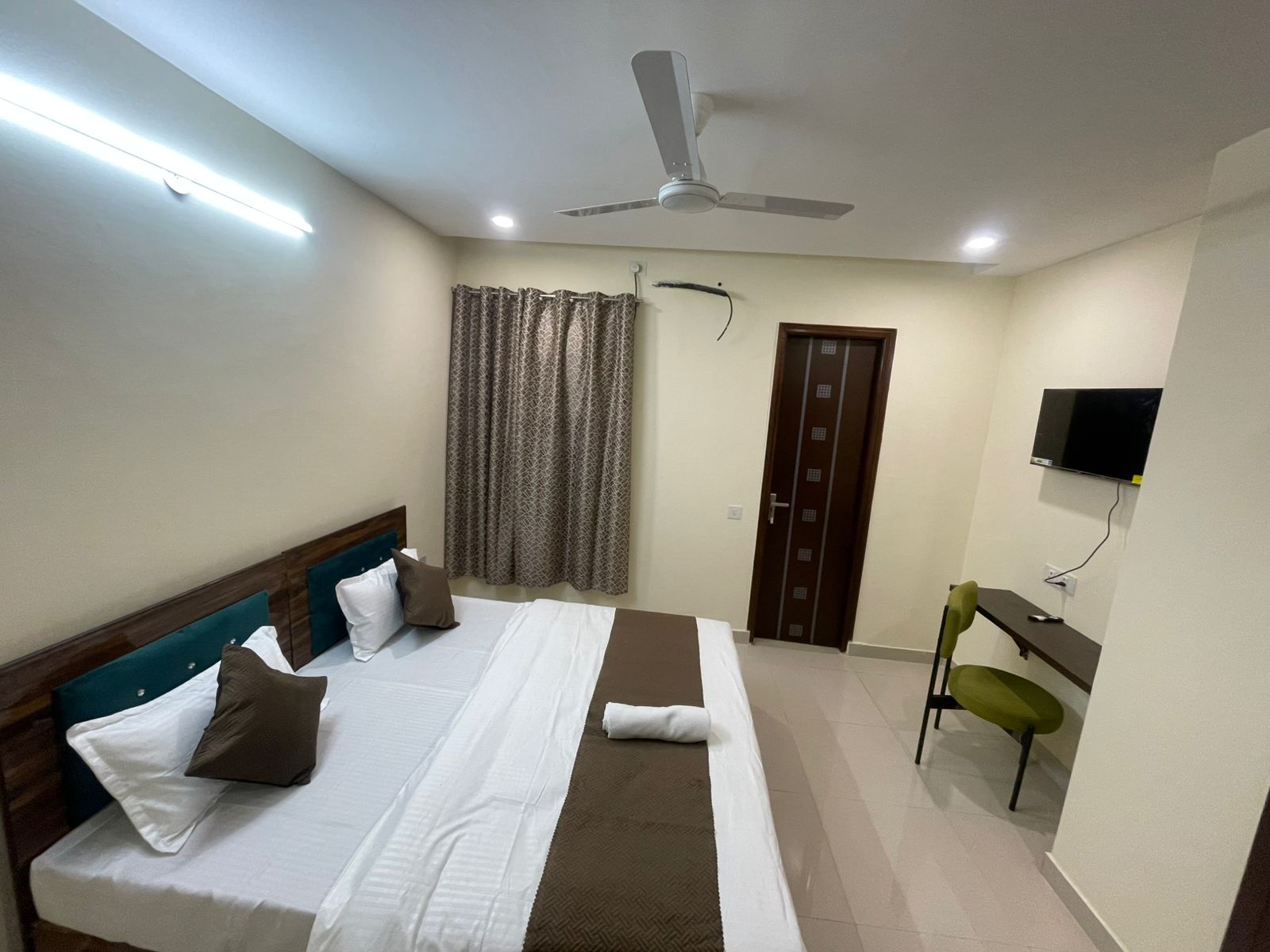 Cozy stay Hotel 𝗕𝗢𝗢𝗞 Noida Guest House