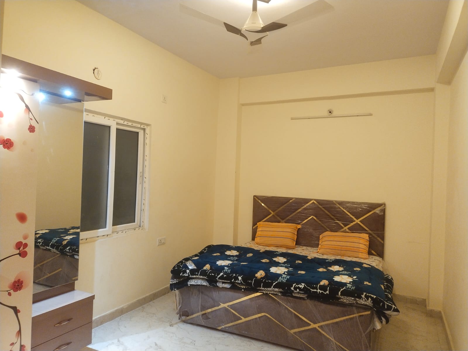 Gurv Dev Residency 𝗕𝗢𝗢𝗞 Varanasi Apartment