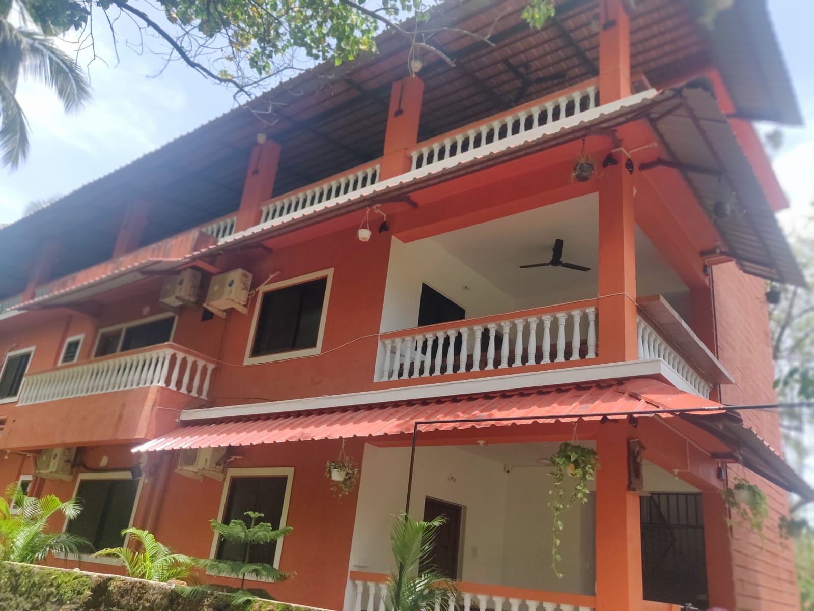 BONDS HOSTEL CANDOLIM 𝗕𝗢𝗢𝗞 Goa Hostel