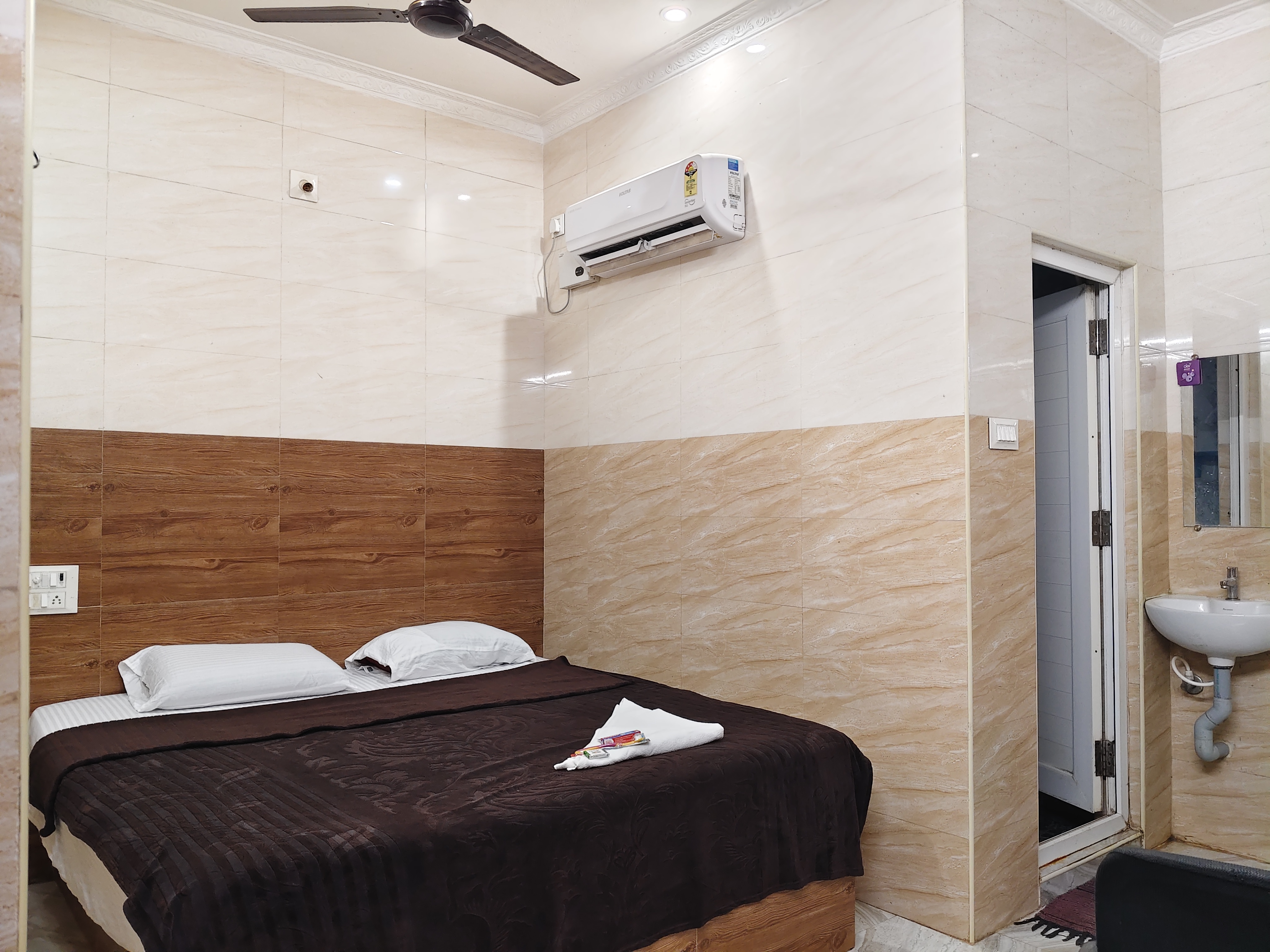 Lathika Guest Rooms 𝗕𝗢𝗢𝗞 Sullurpeta Guest House