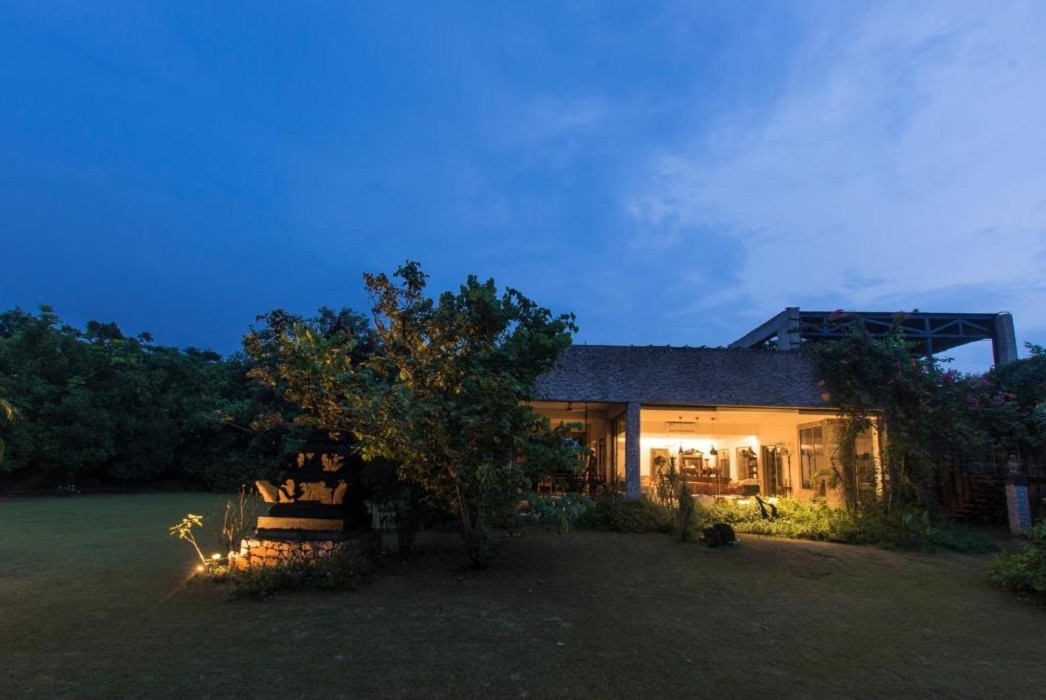 IVY Bridge | Luxe 5 BHK Farmhouse | Pool, Cook, Jacuzzi 𝗕𝗢𝗢𝗞 Manesar ...