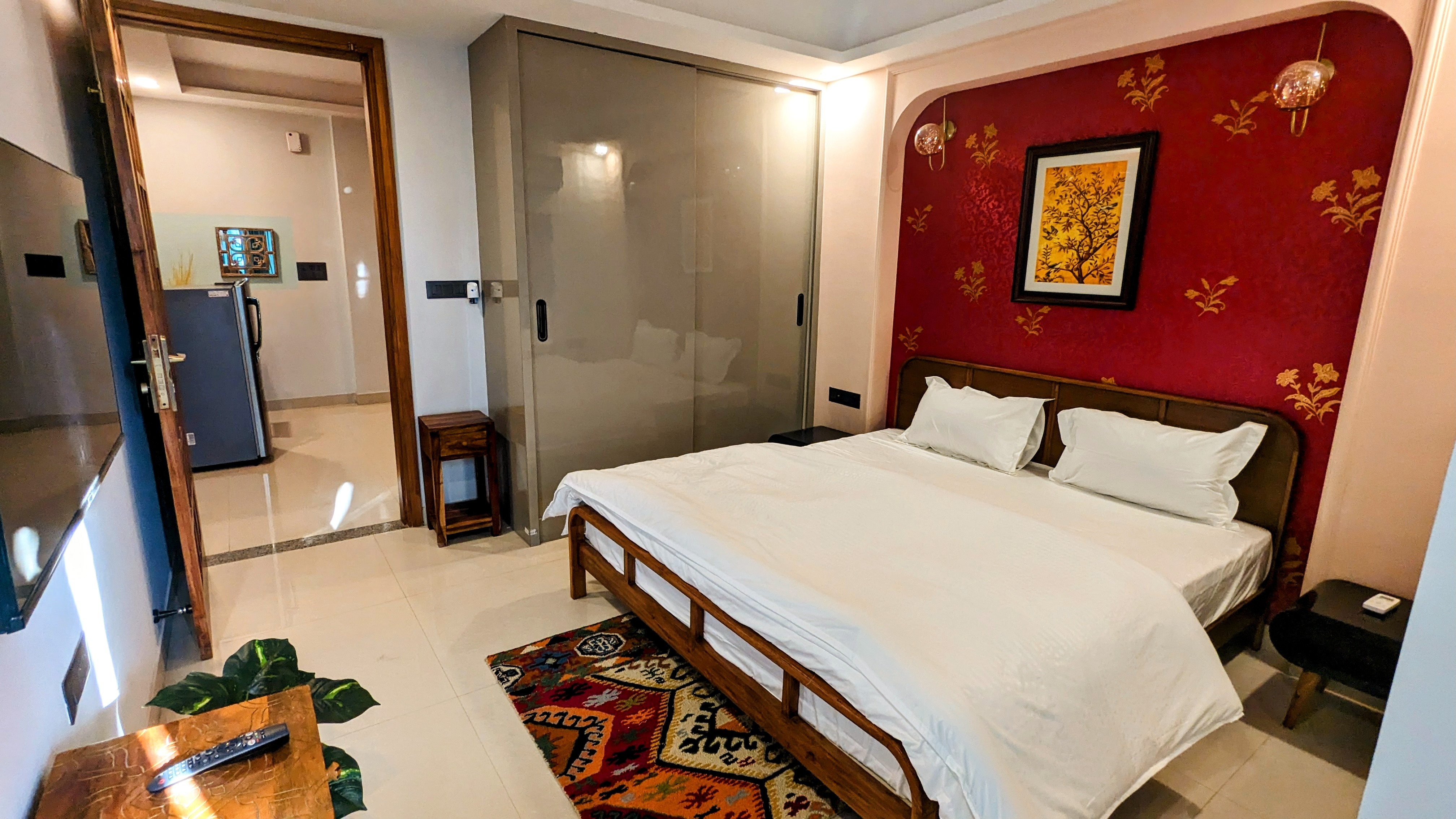 Red - Cozy home with free parking and wi-fi 𝗕𝗢𝗢𝗞 Gurgaon Homestay