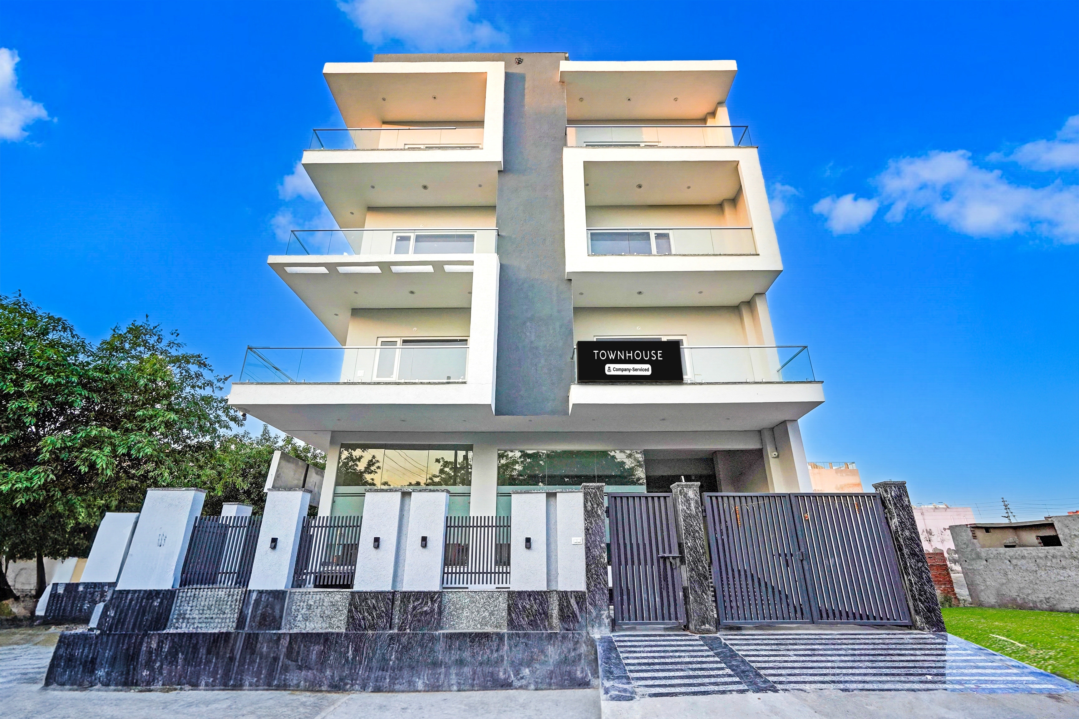 Townhouse Sector 86 Near Sector 83 Metro Station 𝗕𝗢𝗢𝗞 Noida Hotel