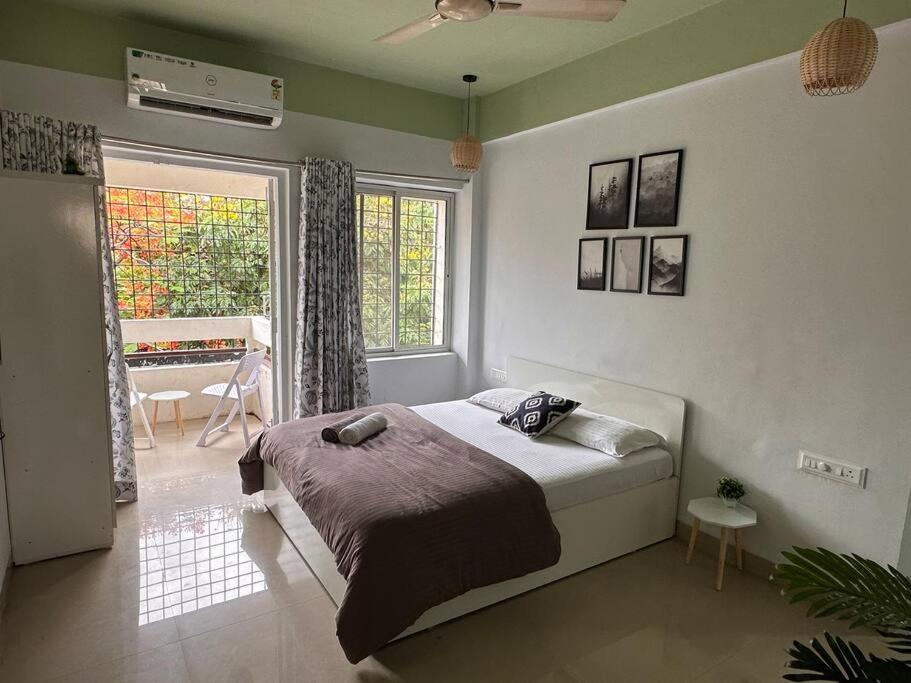 Ozone: Pvt Studio w Balcony in KP| Near Osho 𝗕𝗢𝗢𝗞 Pune Apartment