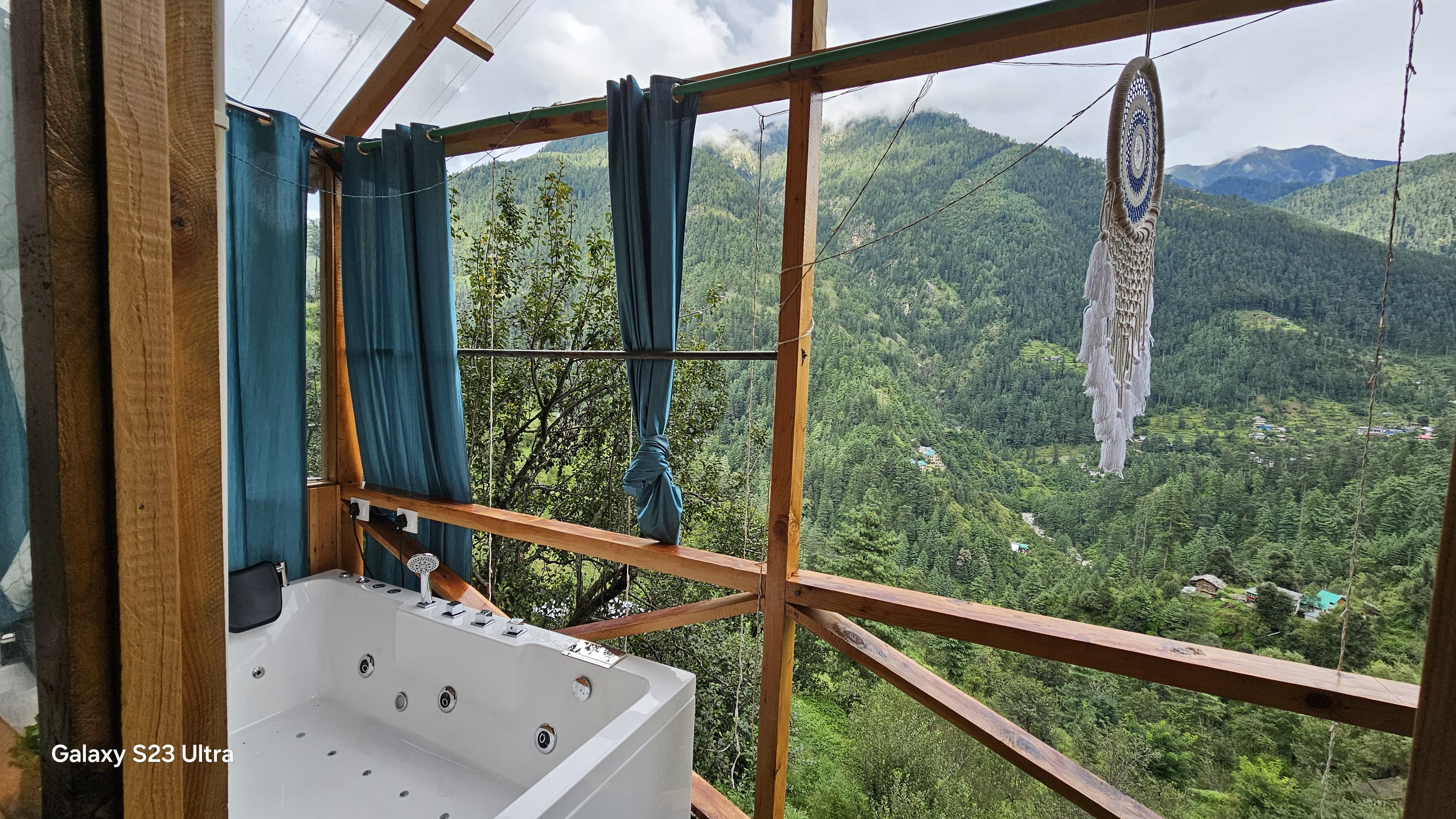 Galaxy Treehouse with Private Jacuzzi Cottage Jibhi - Reviews, Photos ...