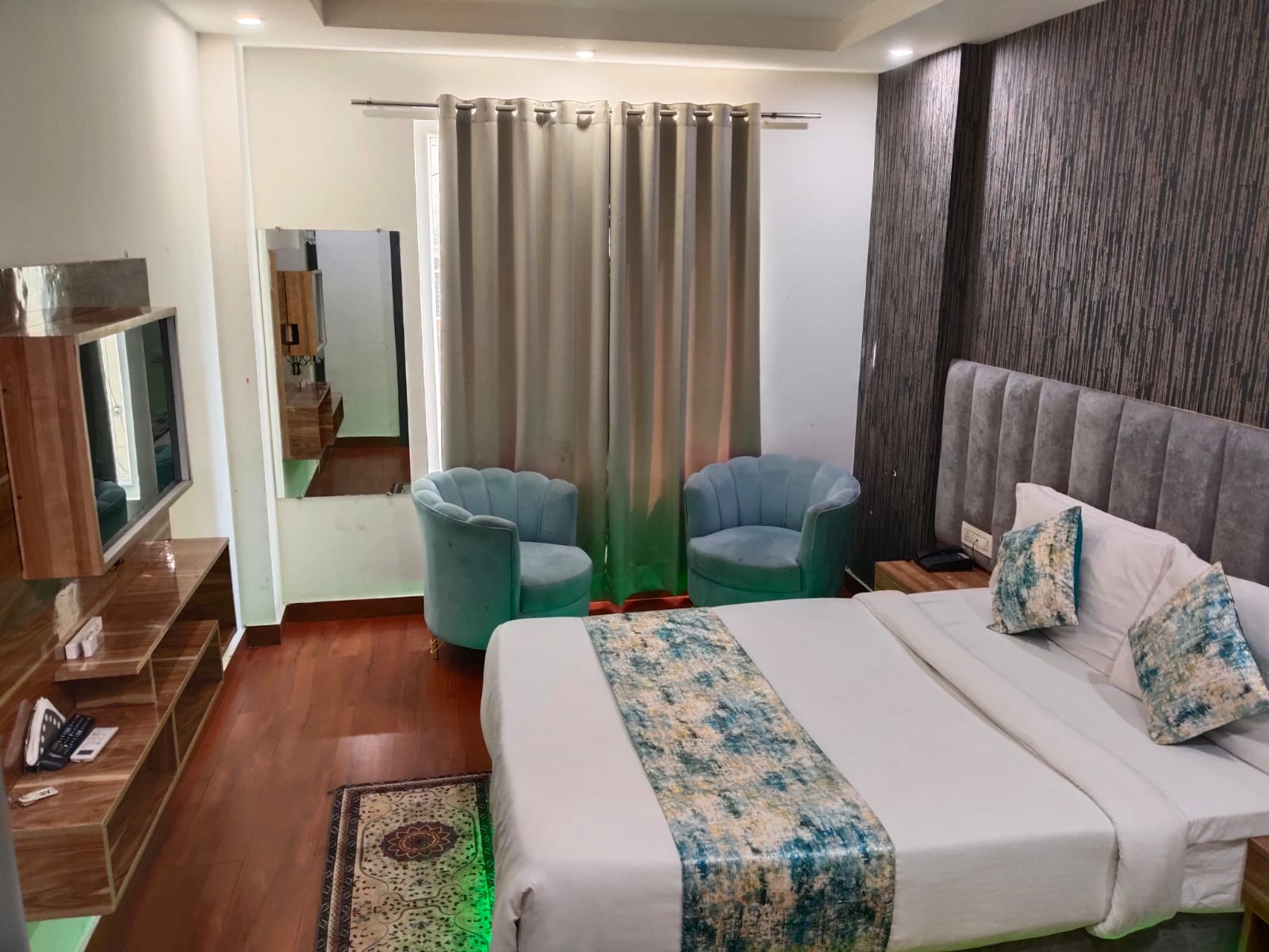 Hotel Royal Palace, Paschim Vihar 𝗕𝗢𝗢𝗞 Delhi Hotel