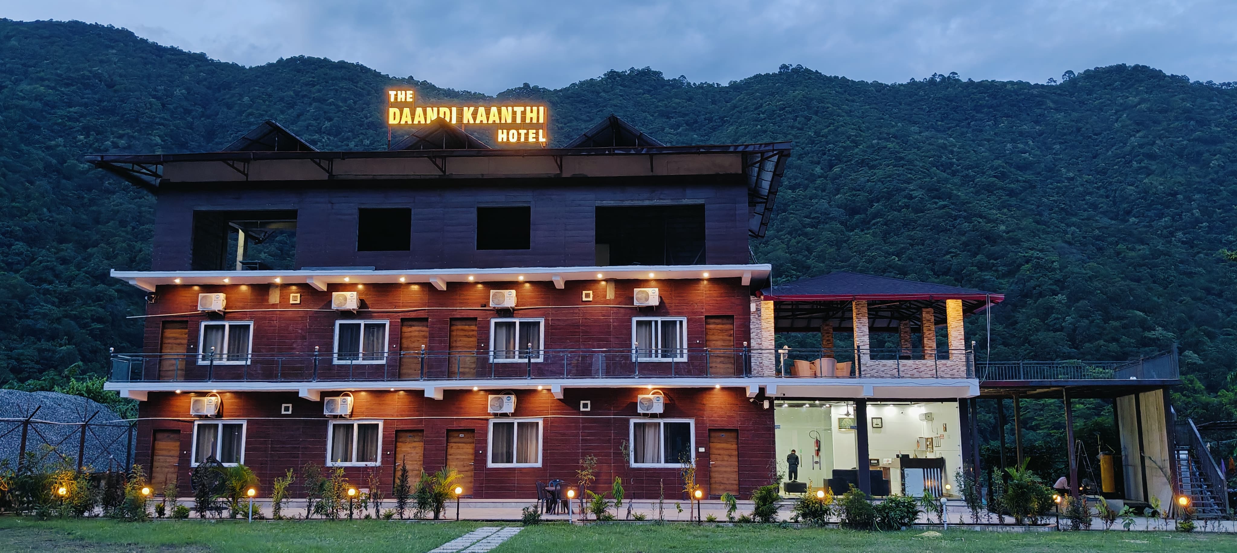 Rooms of Daandikaanthi Hotel (100 Metre Walking From Maa Dhari Devi ...