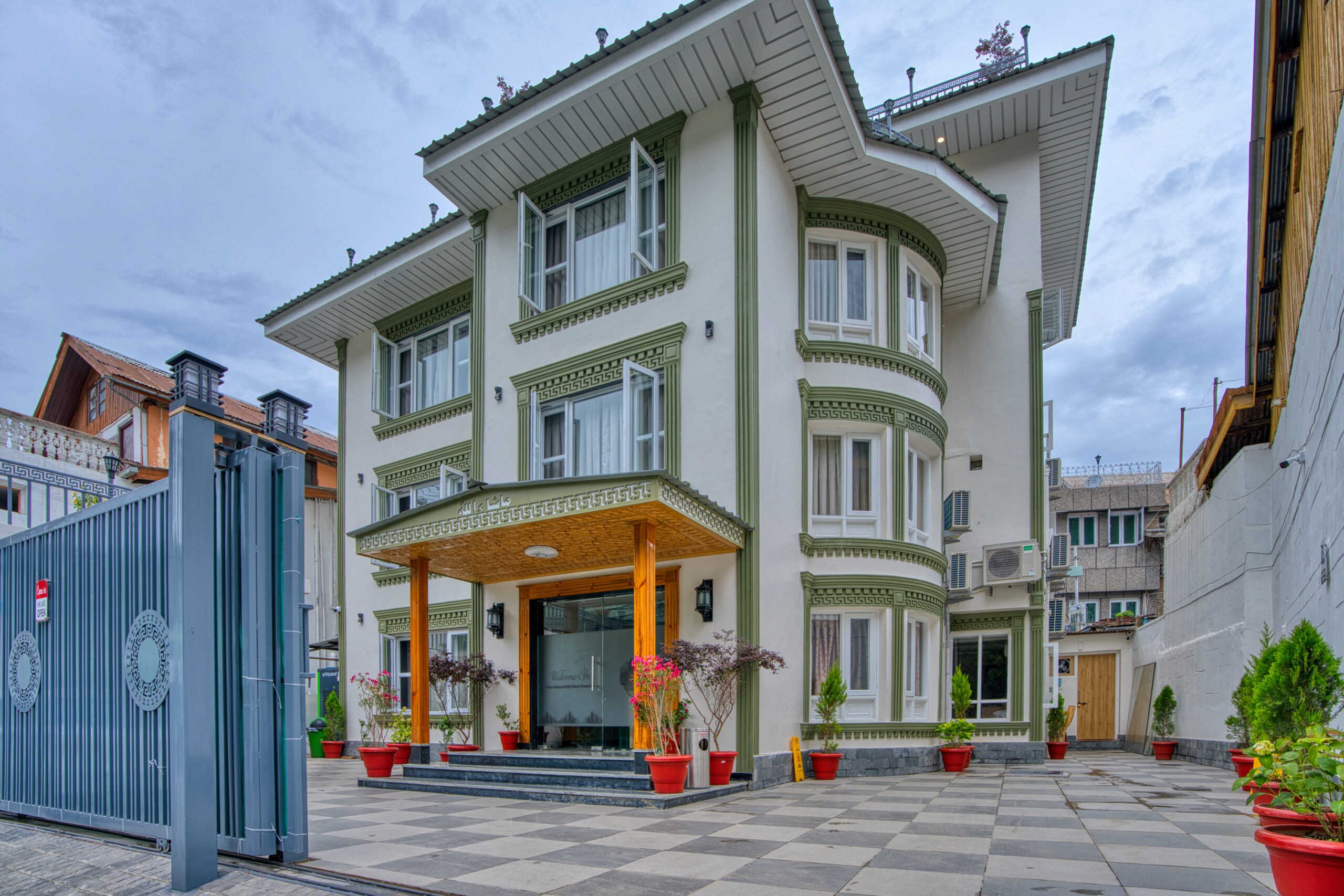 Mountain Nest Boutique Stay Near Dal Lake | Hold & Cold AC, Srinagar ...