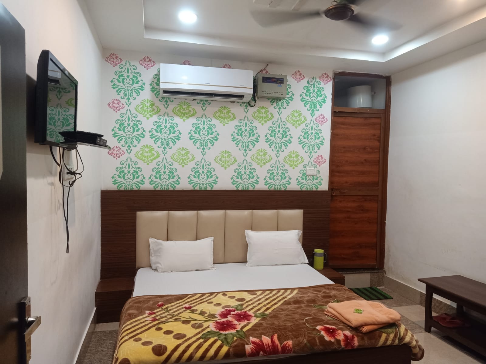 The Mansarovar Palaces 𝗕𝗢𝗢𝗞 Ayodhya Homestay