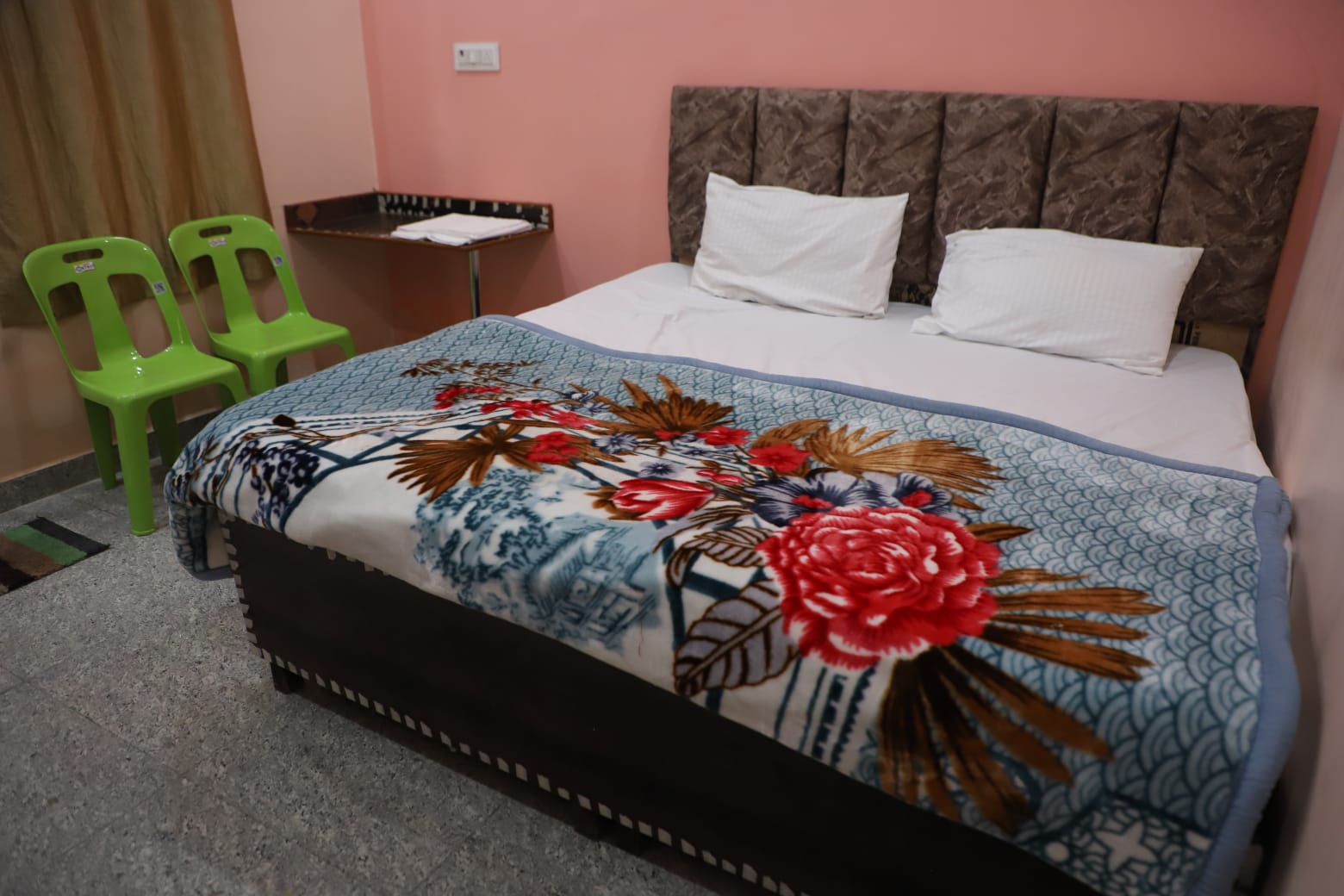 Shri Laddu Gopal Guest House 𝗕𝗢𝗢𝗞 Vrindavan Homestay