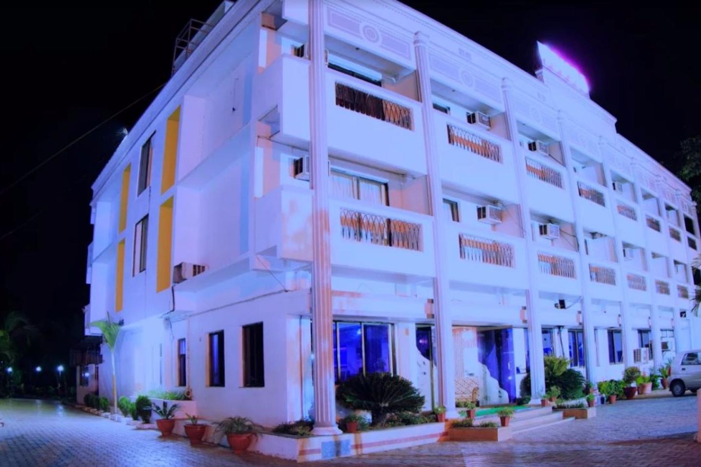 Dadra Resort 𝗕𝗢𝗢𝗞 Dadra Resort
