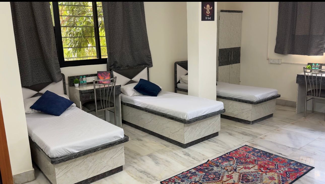 Pinaki Shared Live 𝗕𝗢𝗢𝗞 Mumbai Apartment