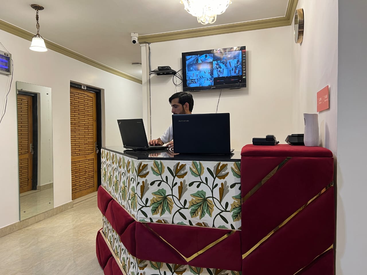 hotel west inn boulevard 𝗕𝗢𝗢𝗞 Srinagar Hostel