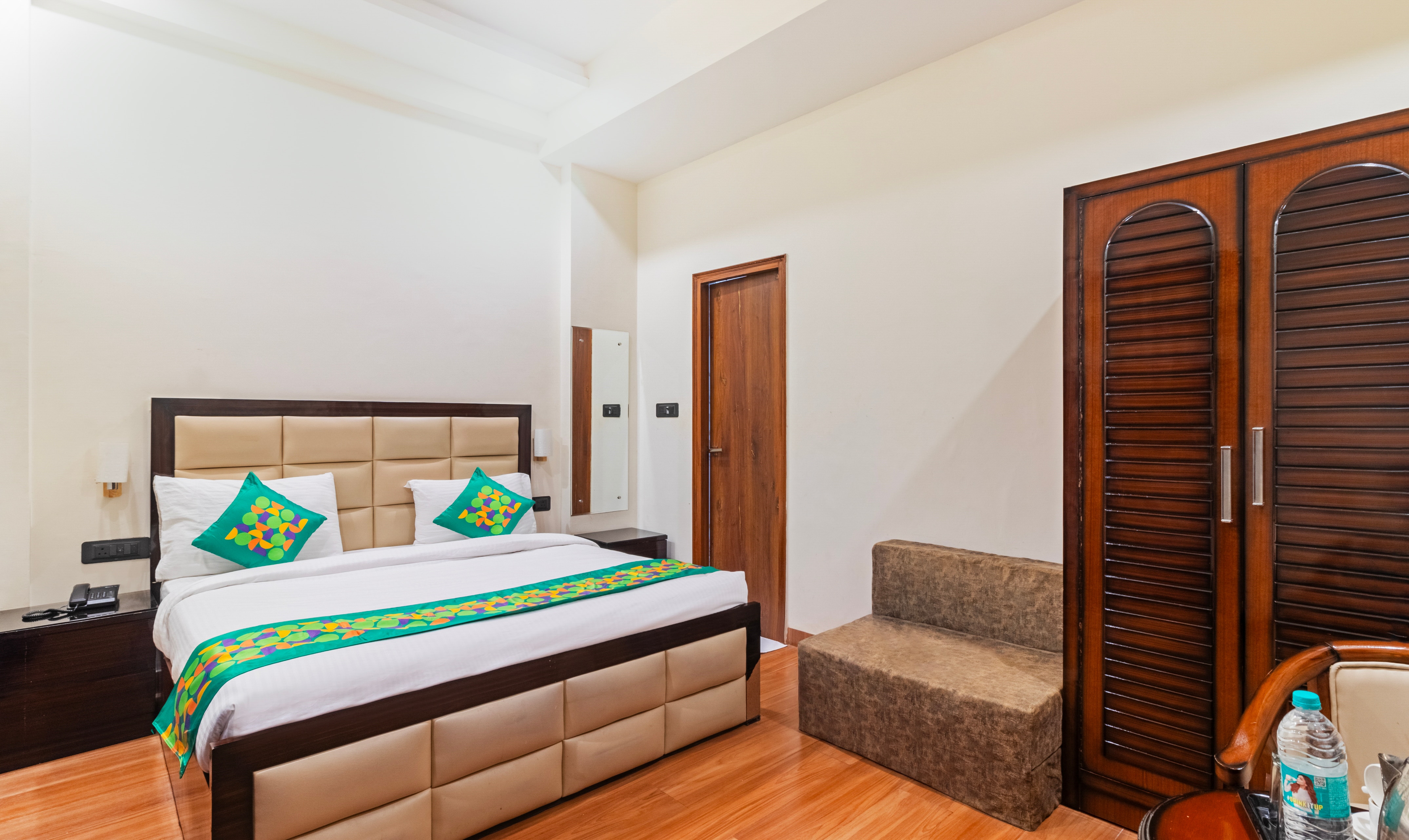 Treebo Brij Kaushal, Near Prem Mandir 𝗕𝗢𝗢𝗞 Vrindavan Hotel