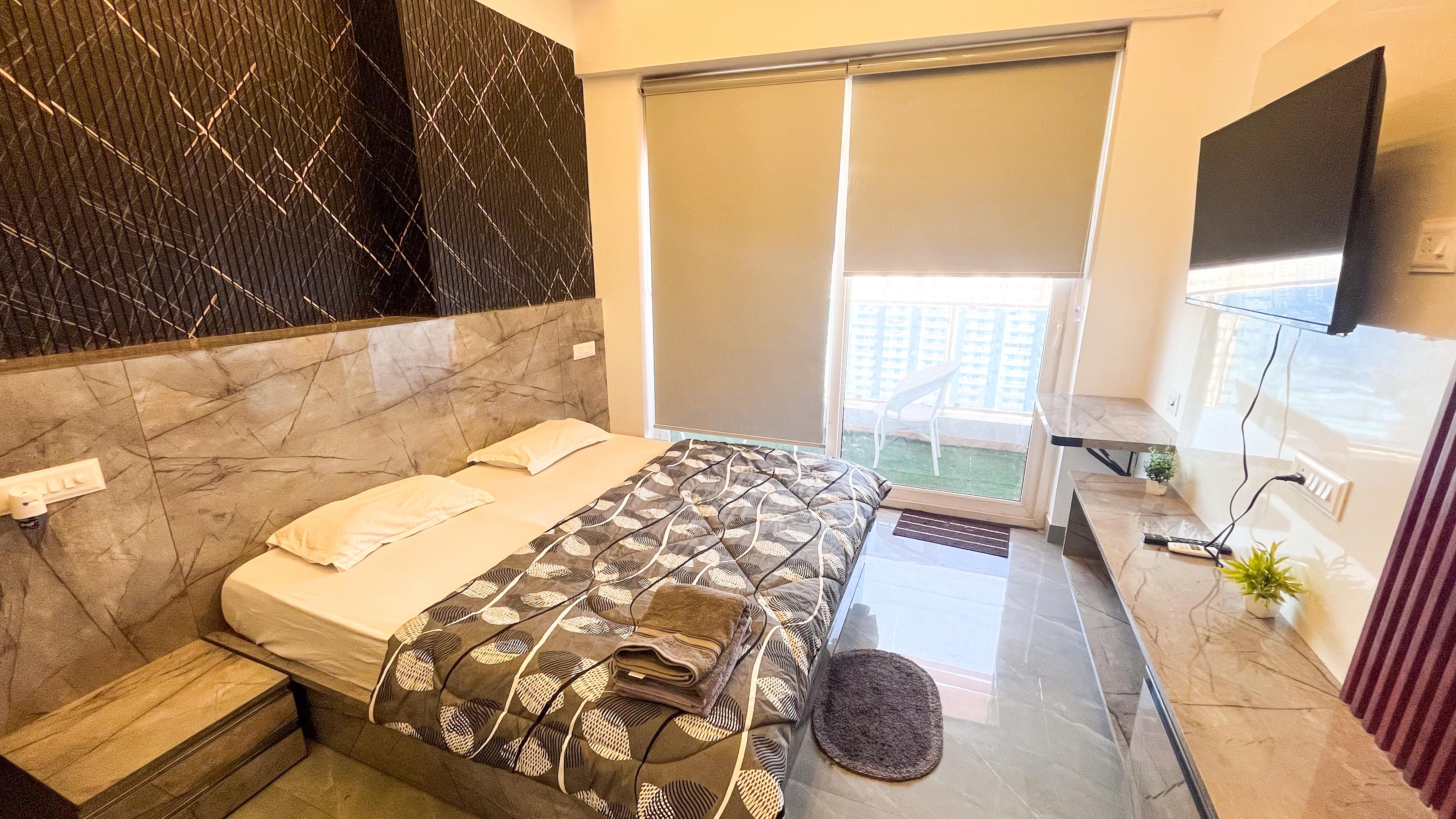 Star Dwaar 𝗕𝗢𝗢𝗞 Greater Noida Apartment