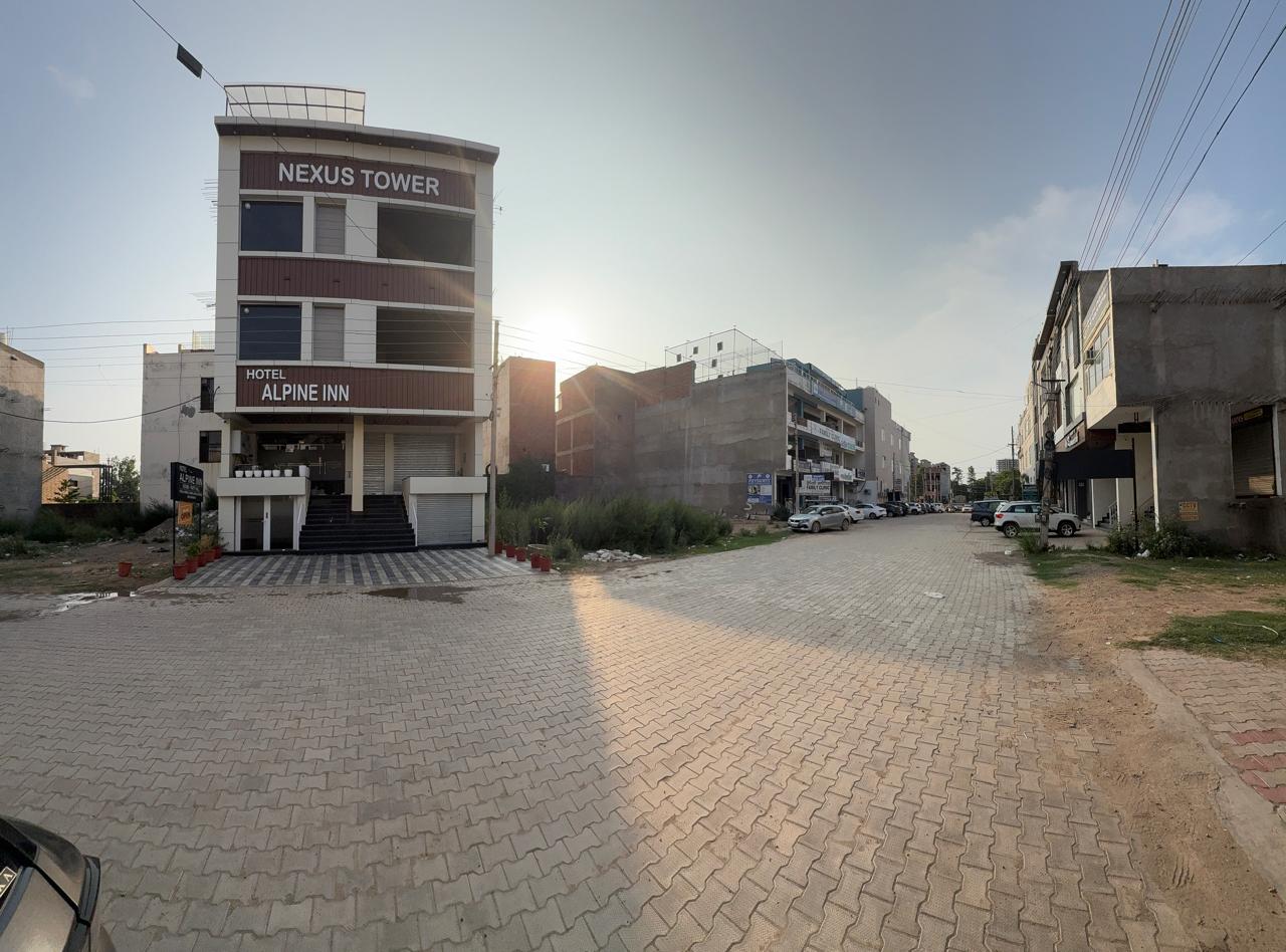 Hotel Alpine Inn 𝗕𝗢𝗢𝗞 Dera bassi Hotel