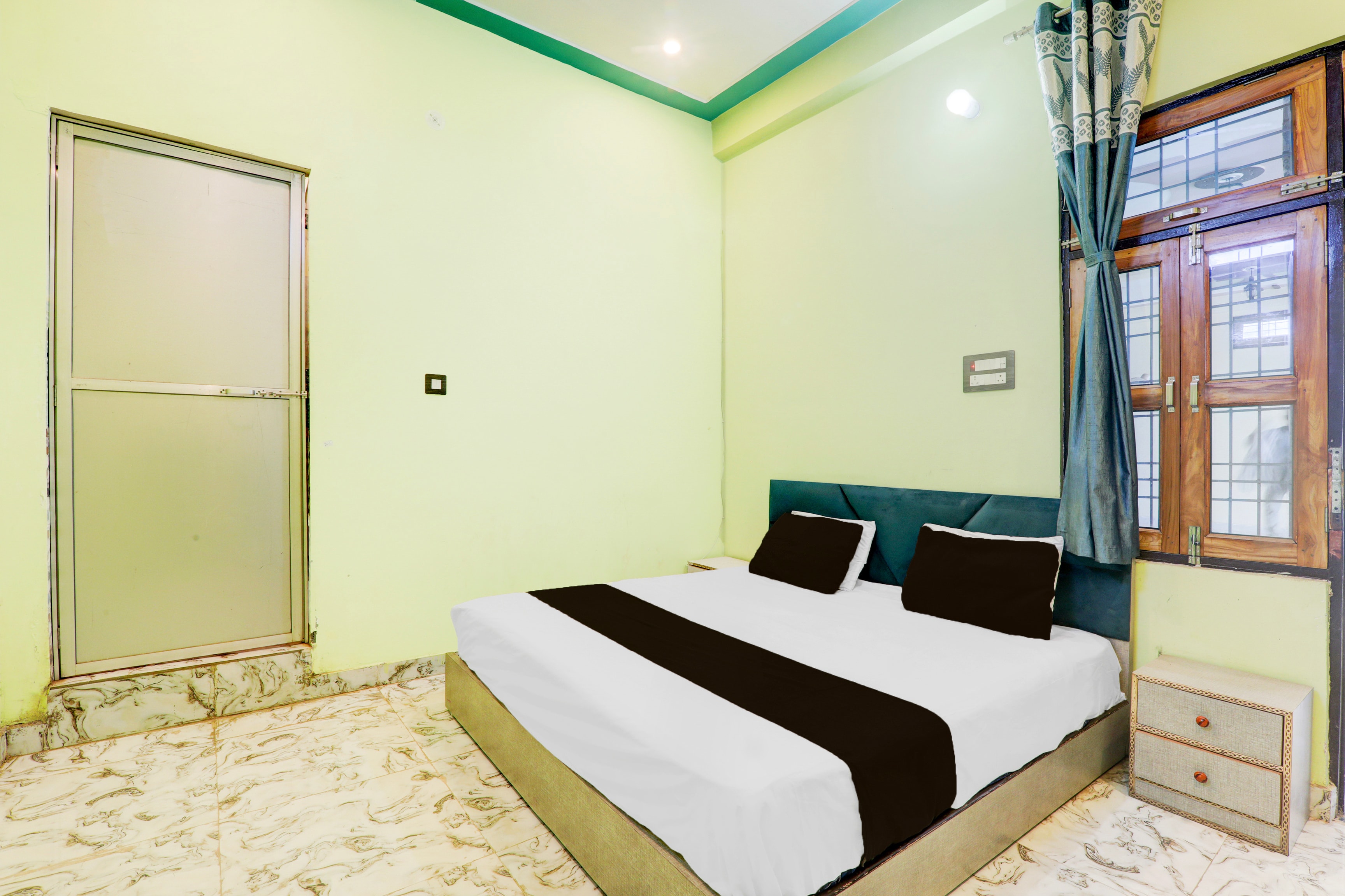 SPOT ON by OYO Green Indian Hotel And Rooms 𝗕𝗢𝗢𝗞 Bindki Hotel