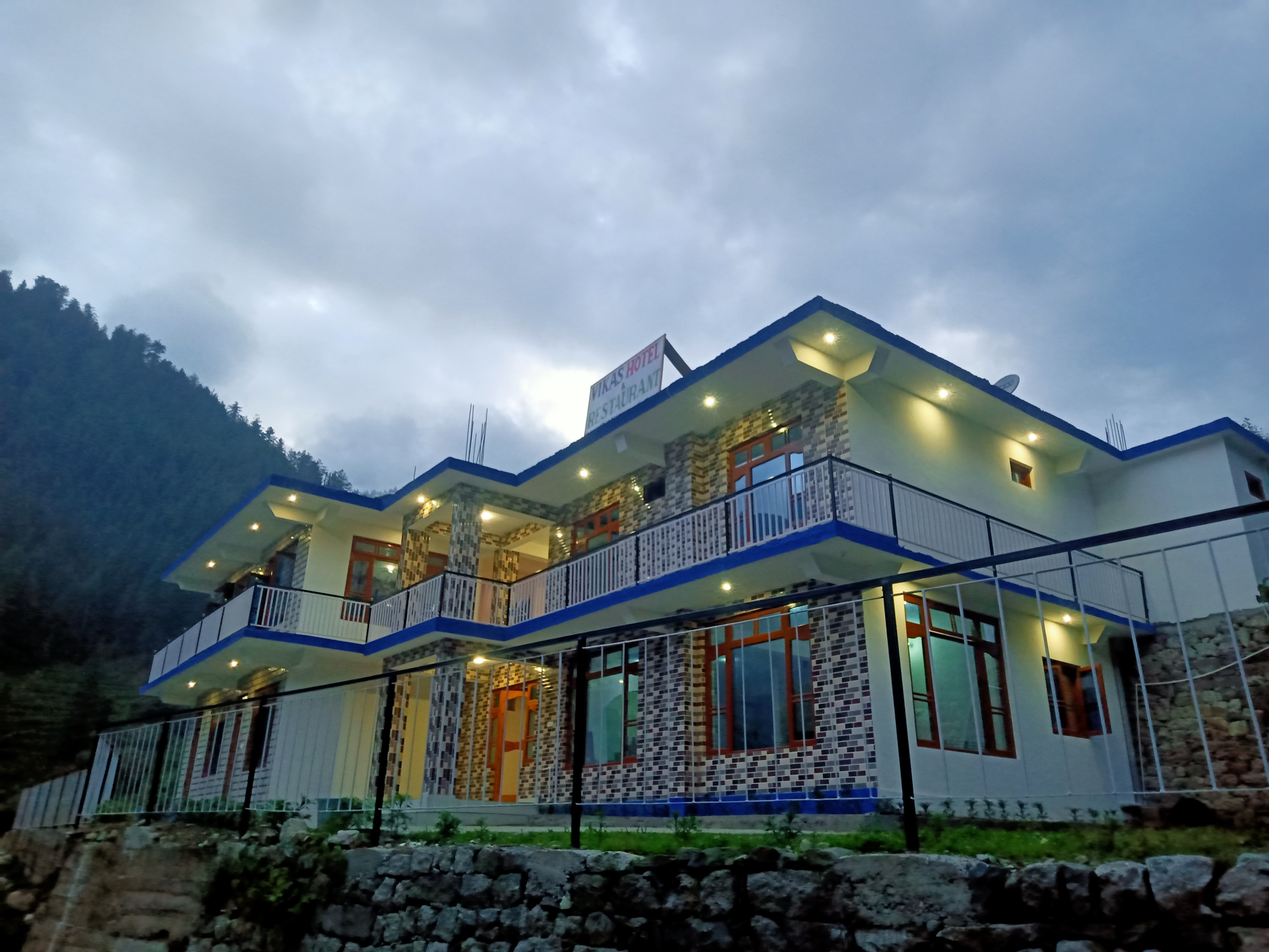 Vikas Hotel And Restaurant 𝗕𝗢𝗢𝗞 Padhar Homestay