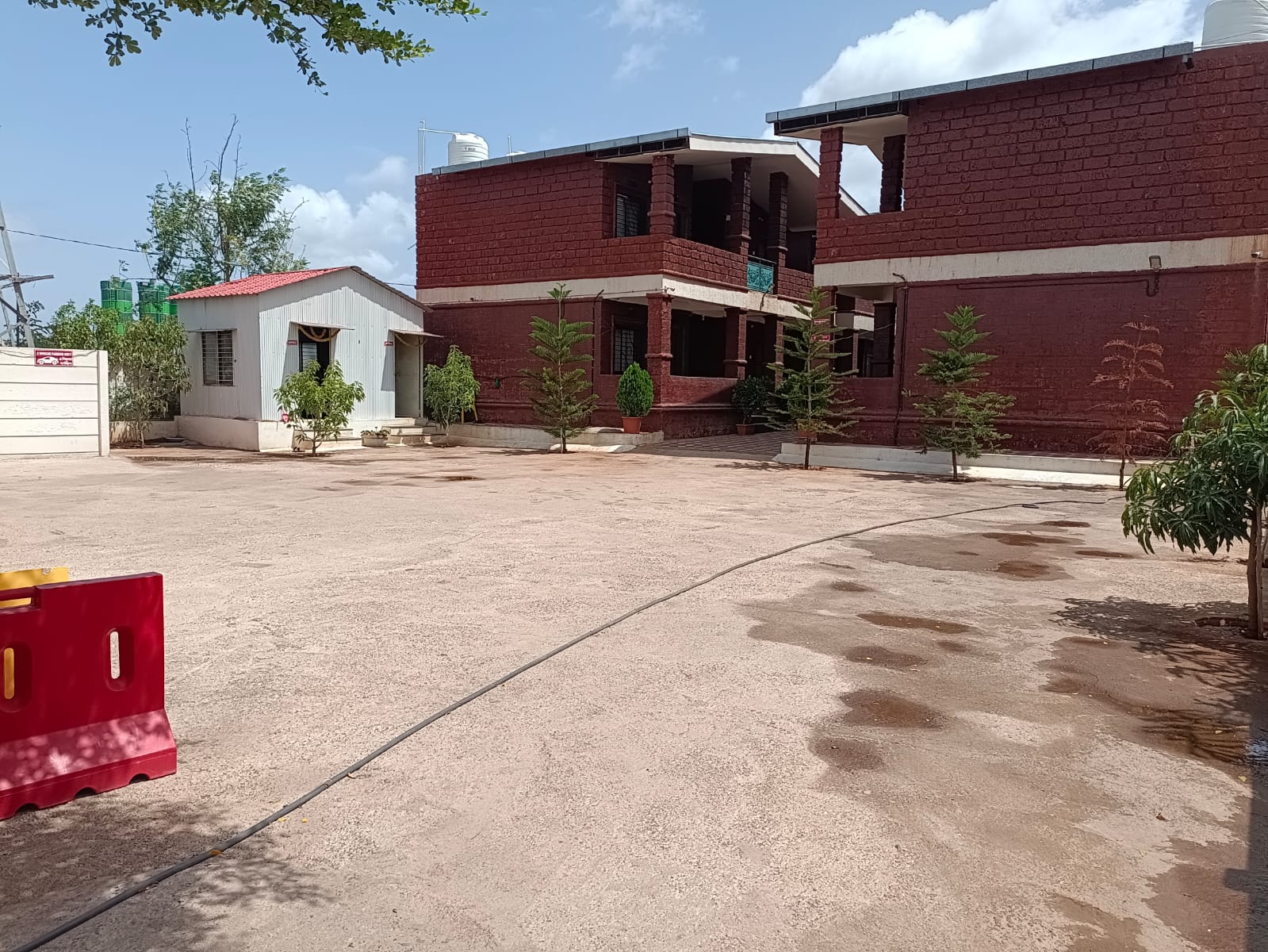 H R RESORTS 𝗕𝗢𝗢𝗞 Karad Resort