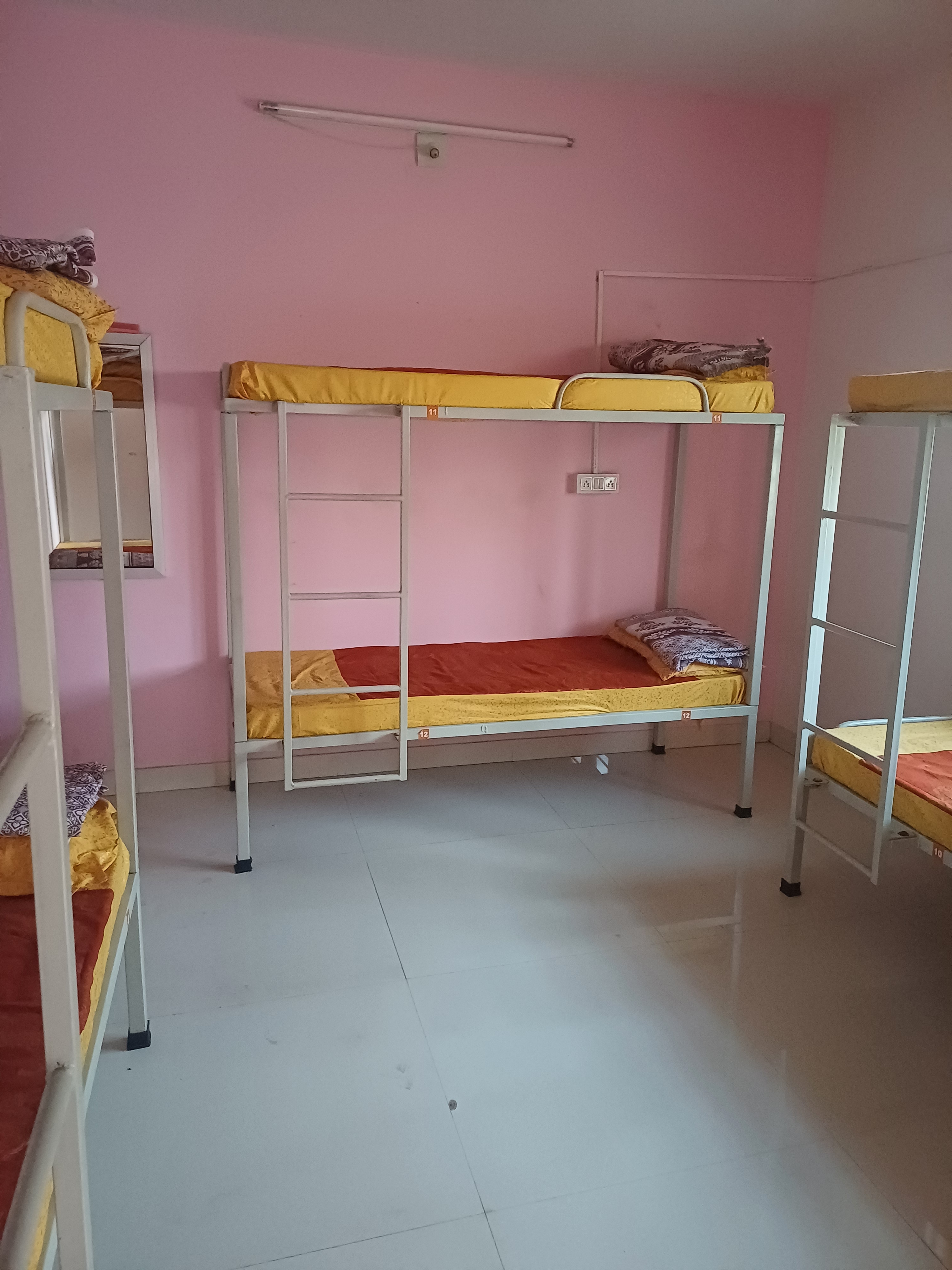 Shree ram dormitory 𝗕𝗢𝗢𝗞 Gandhidham Homestay