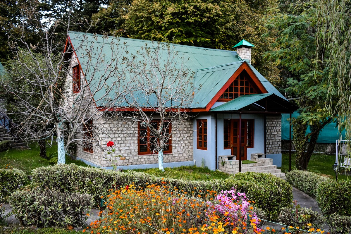 Leela Huts 𝗕𝗢𝗢𝗞 Manali Cottage